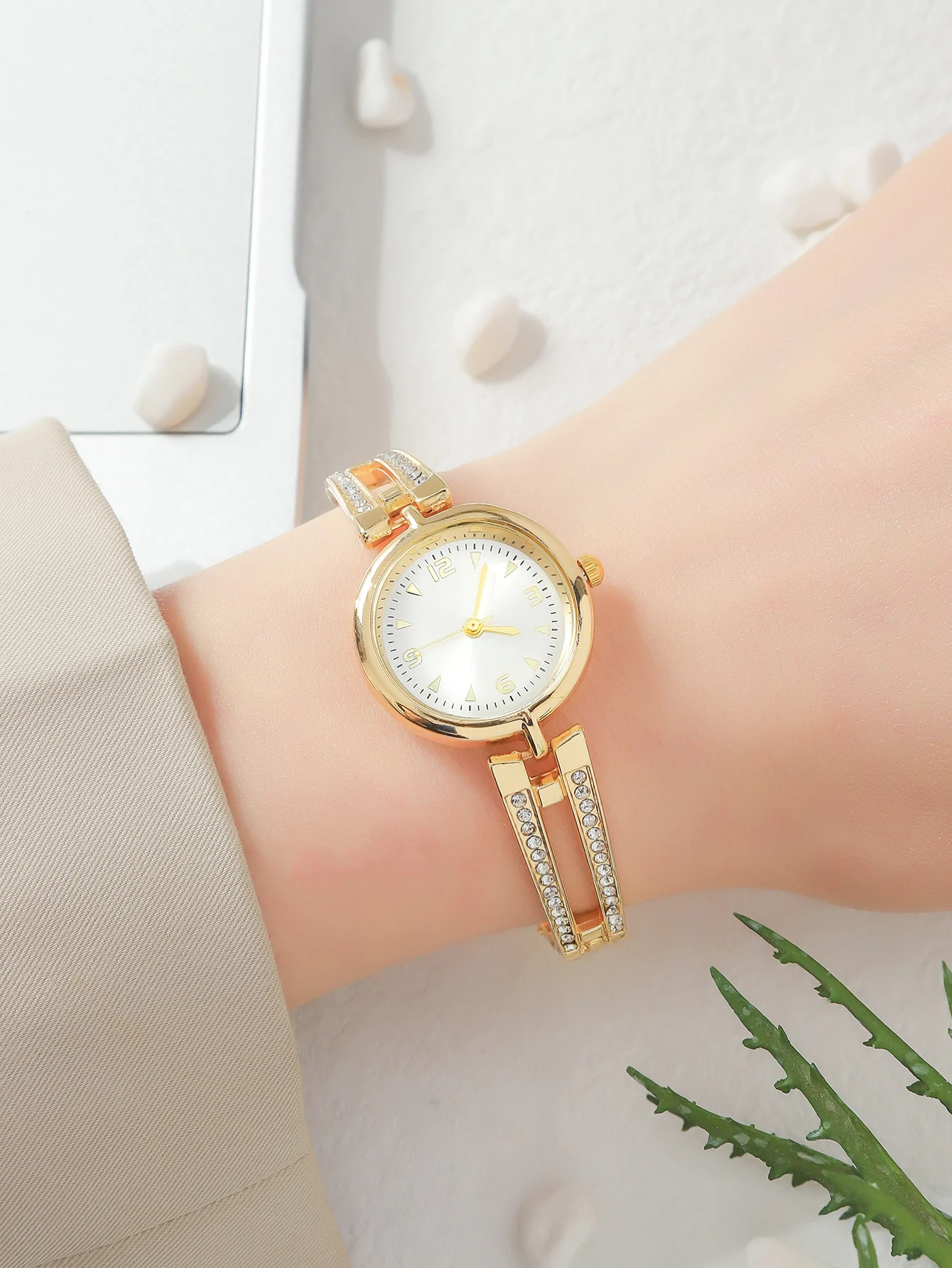 Simple And Fashionable Gold Women's Quartz Watch With Rhinestones