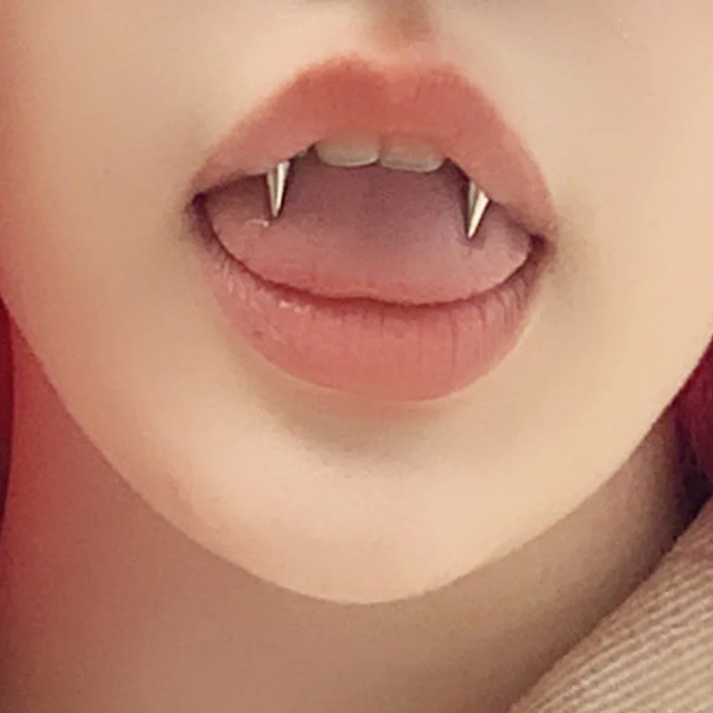 Vampire Smiley Piercing