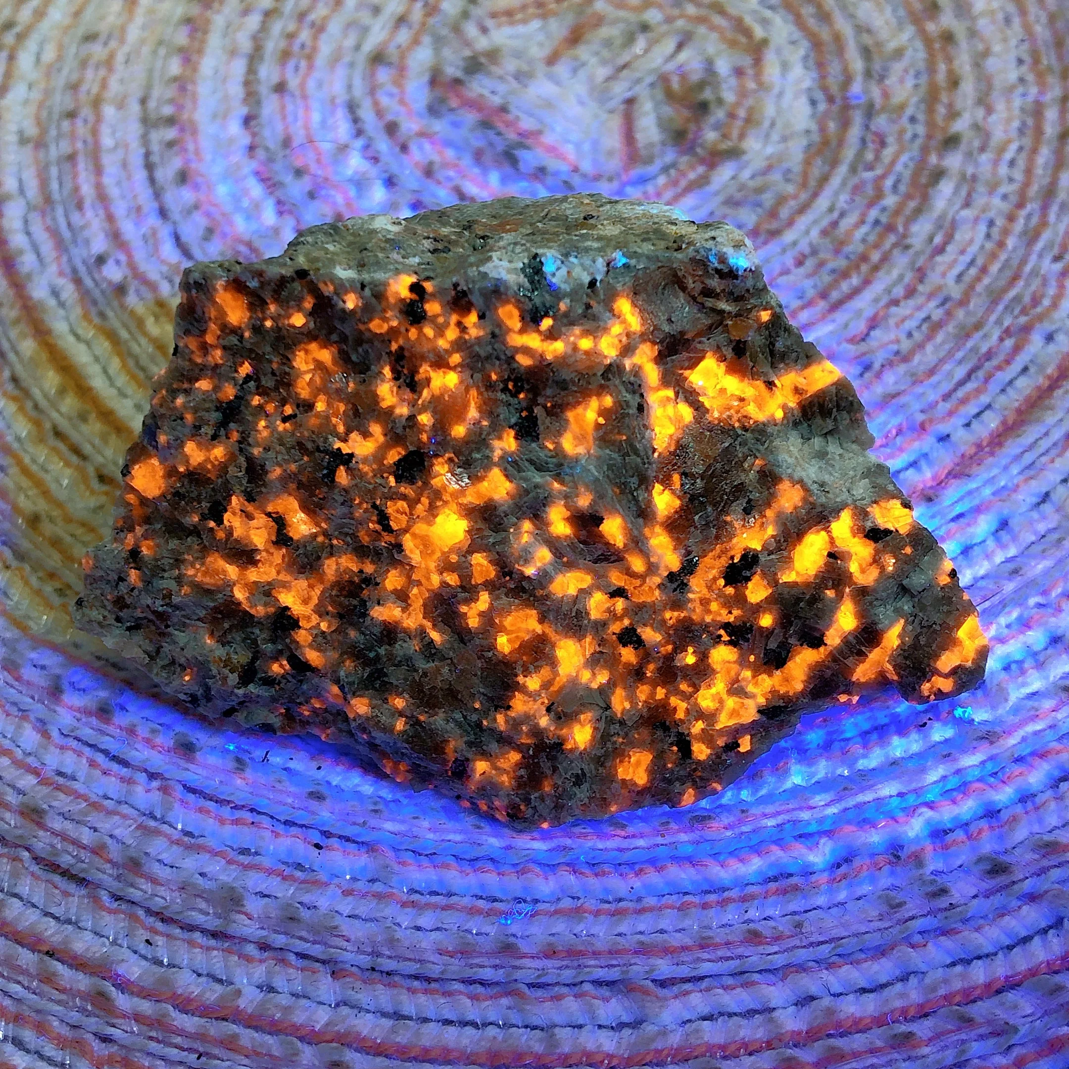 Natural-Crystals-Yooperlite-Raw-Stone-Specimen-UV-Light-Reactive-Home ...