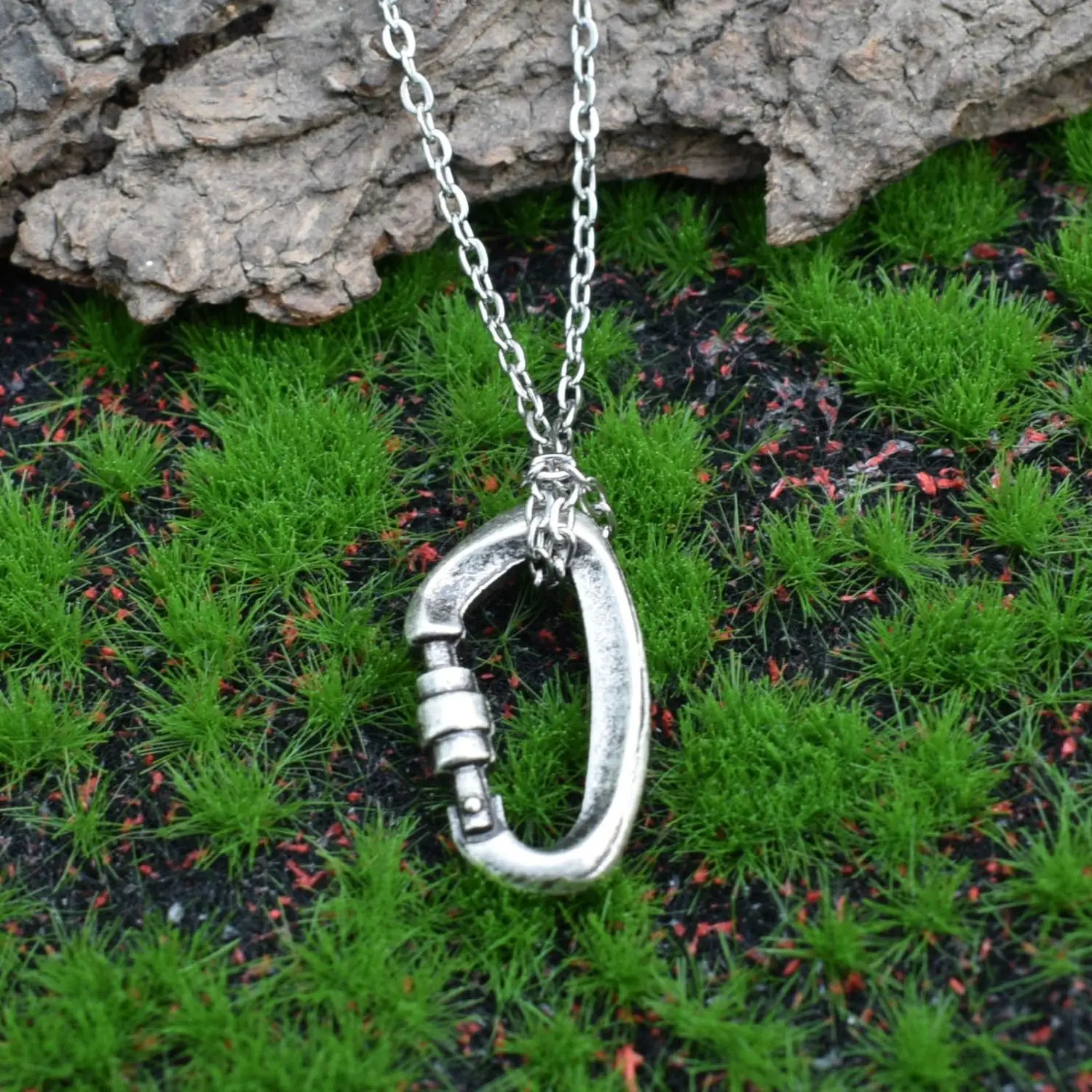 Outdoor-Mountain-Climbing-Carabiner-Necklace.jpg