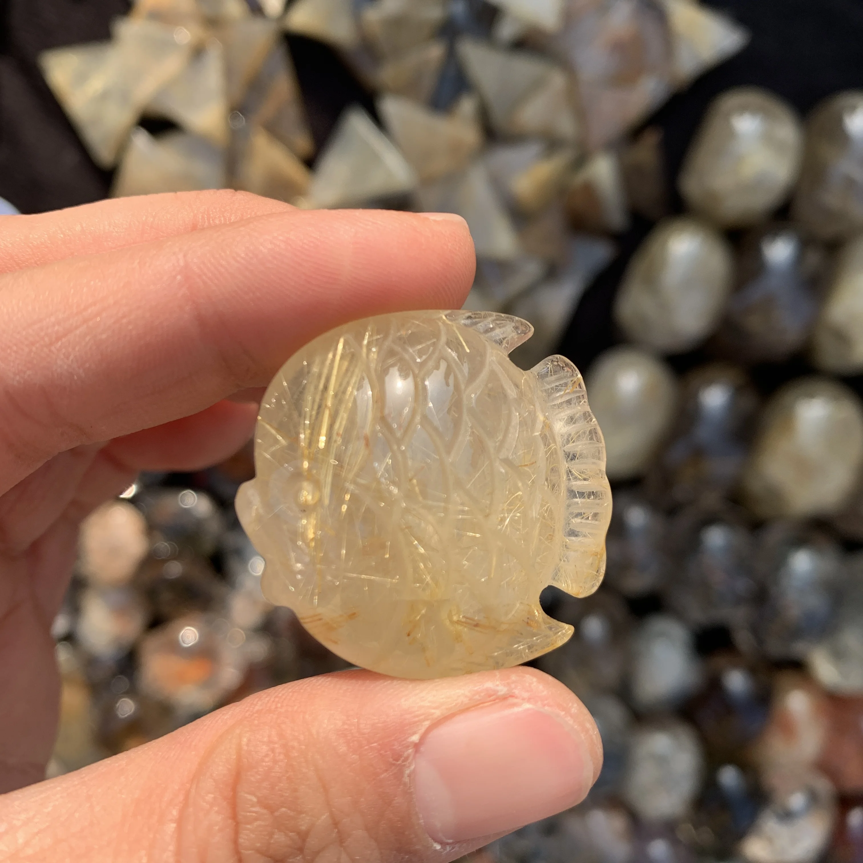 Natural-quartz-crystal-Fish-Rutilated-quartz-crystal-cute-animal-Statue.png
