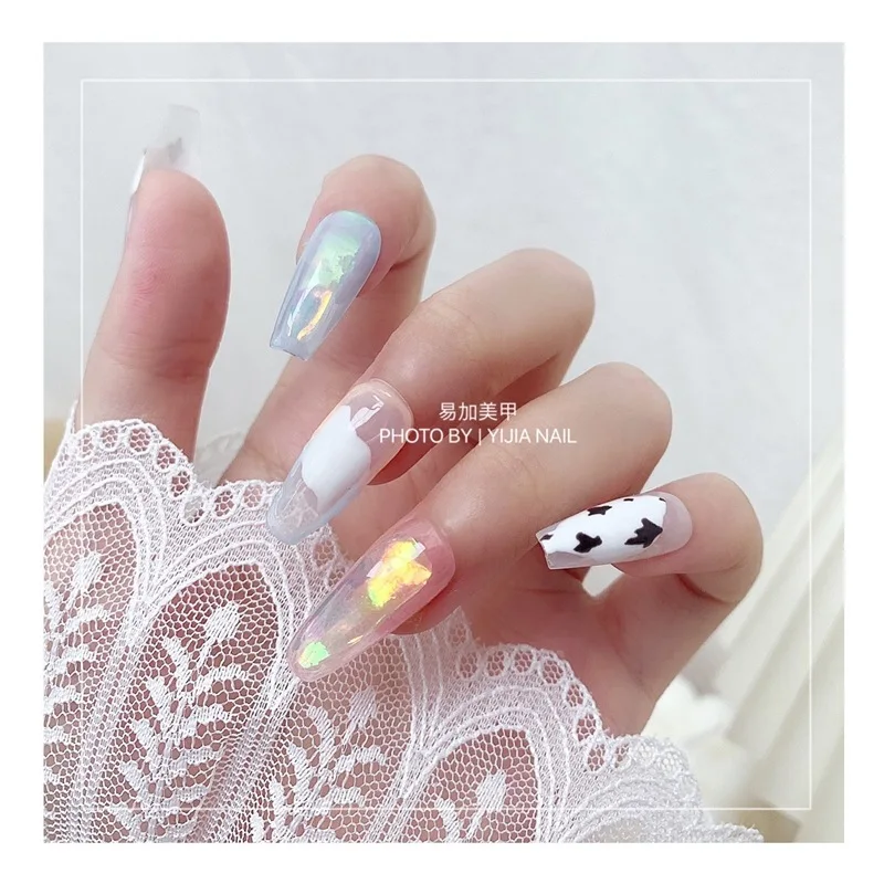 Mercan Ve Gümüş Tırnaklar