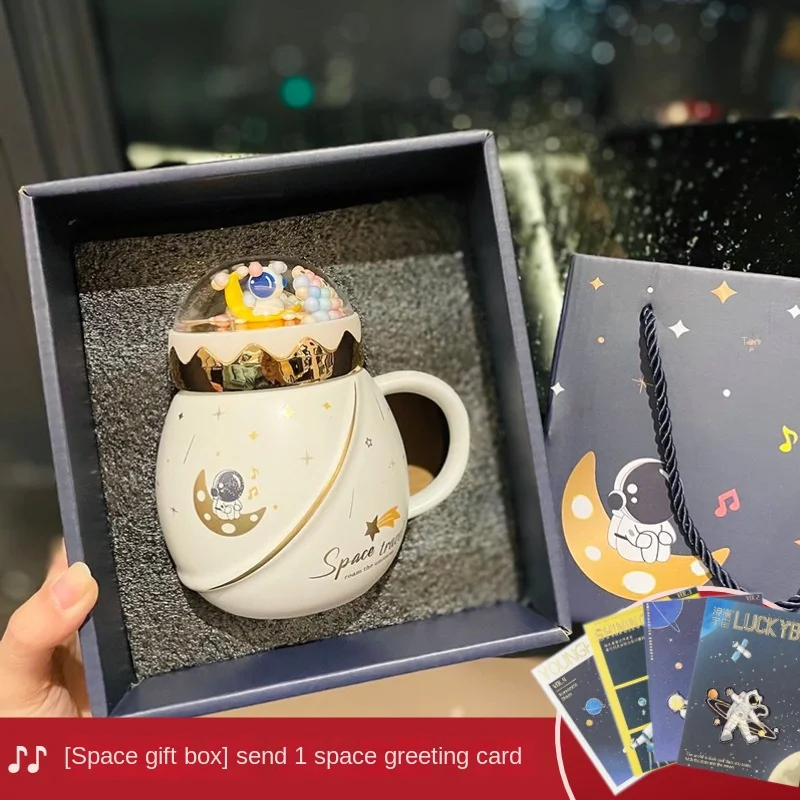 우주 비행사 시리즈 뚜껑이 달린 창의적인 우주 머그잔 세라믹 스푼 커플 물컵 생일 선물 상자 소녀 세트 또는 남자 친구