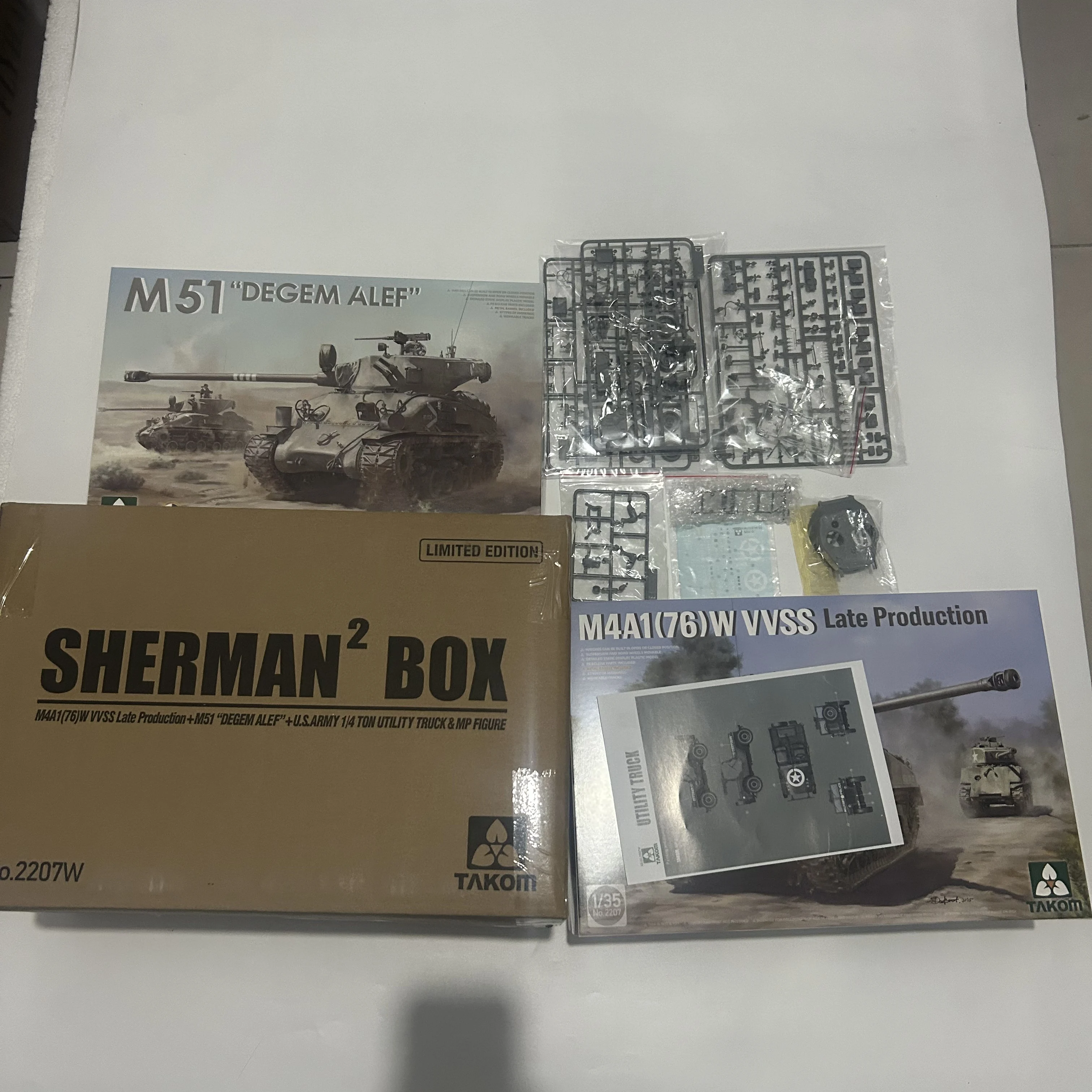 TAKOM 1/35 SHERMAN² BOX 2207W M4A1 76(W) VVSS Late Production+M51 ...