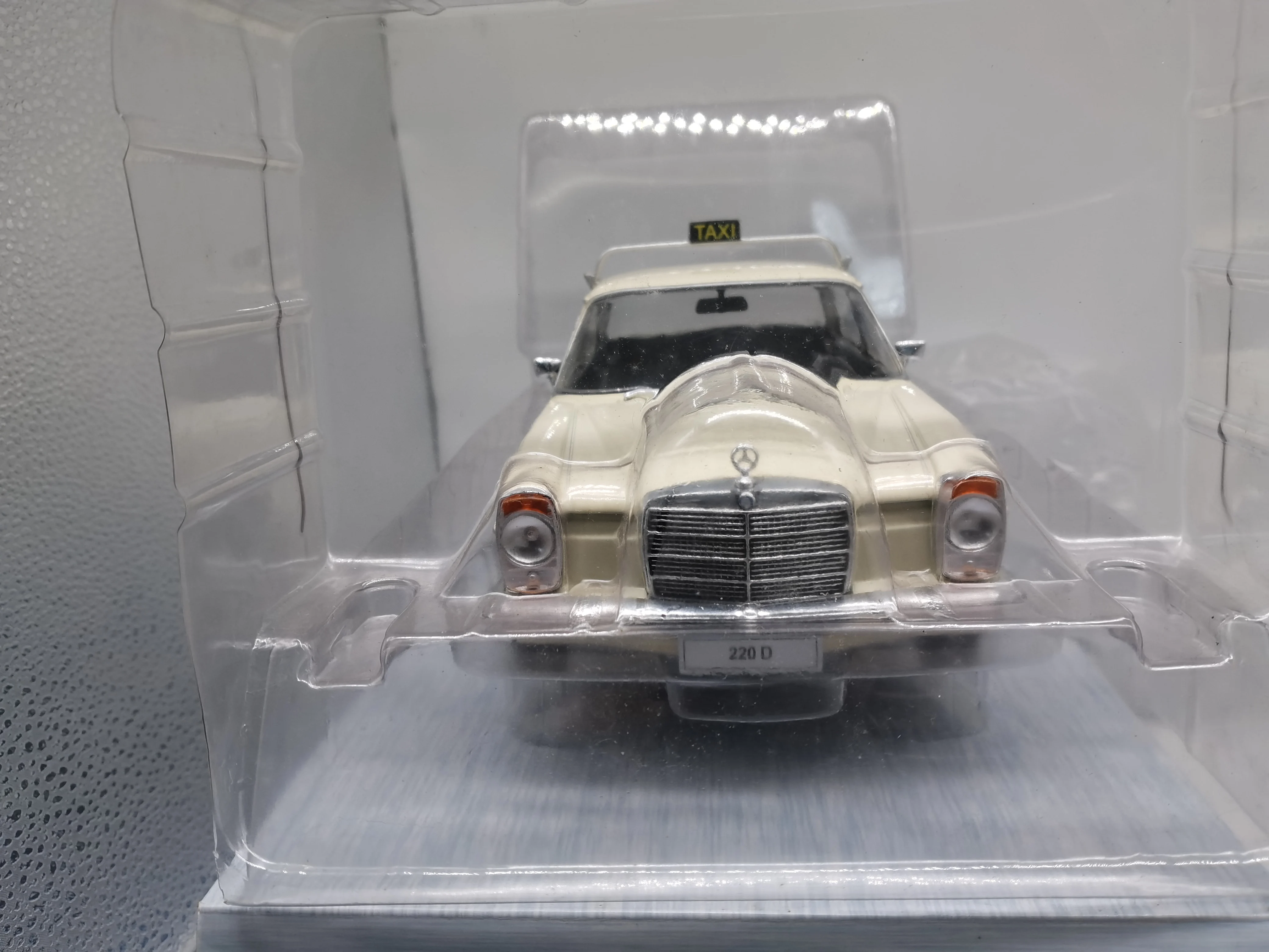 Modèle de voiture de groupe, Mercedes 220 D/8 (W115), beige Taxi ...