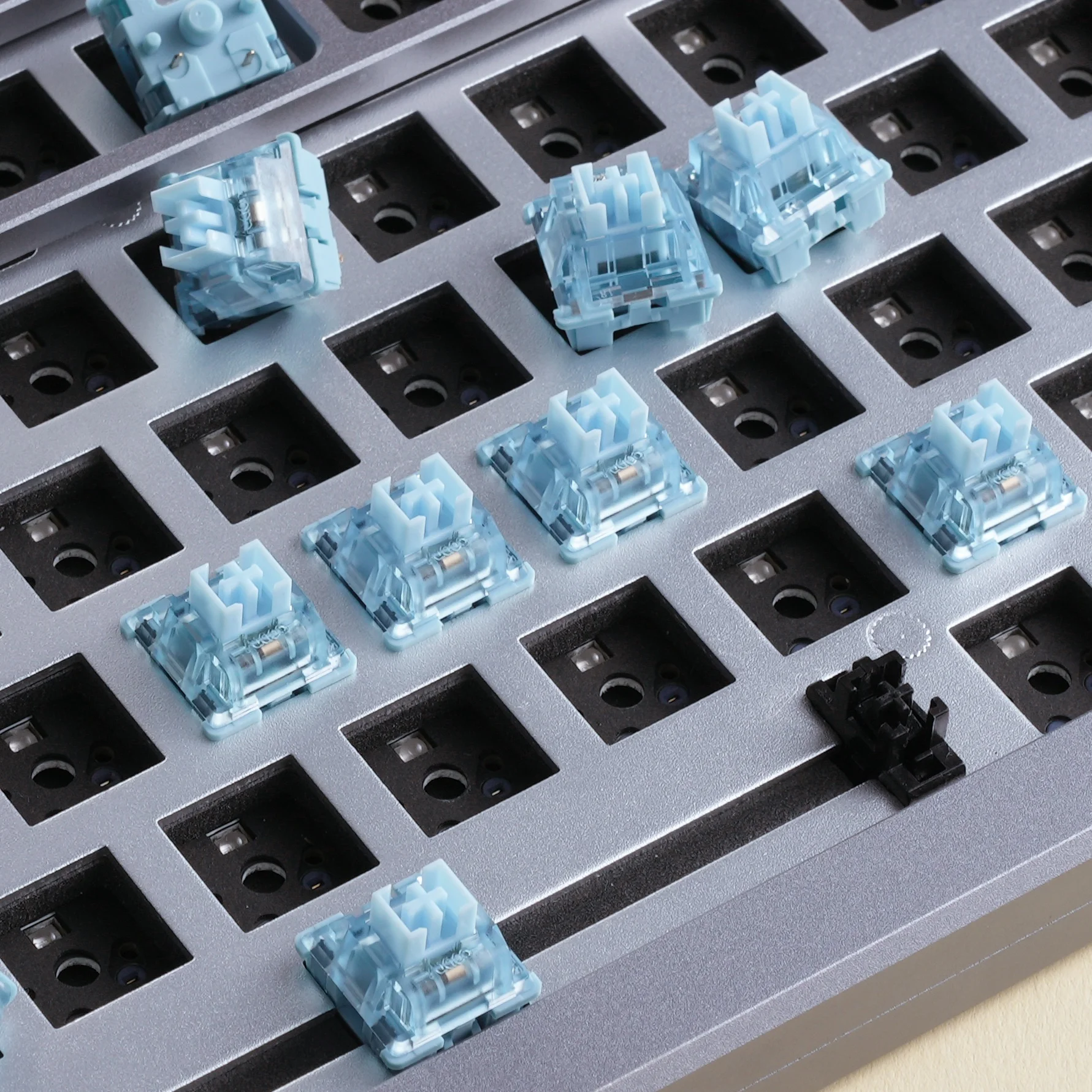 Blue Clicky Switches 110-Pack Crystal Blue Mechanical Keyboard Switches ...