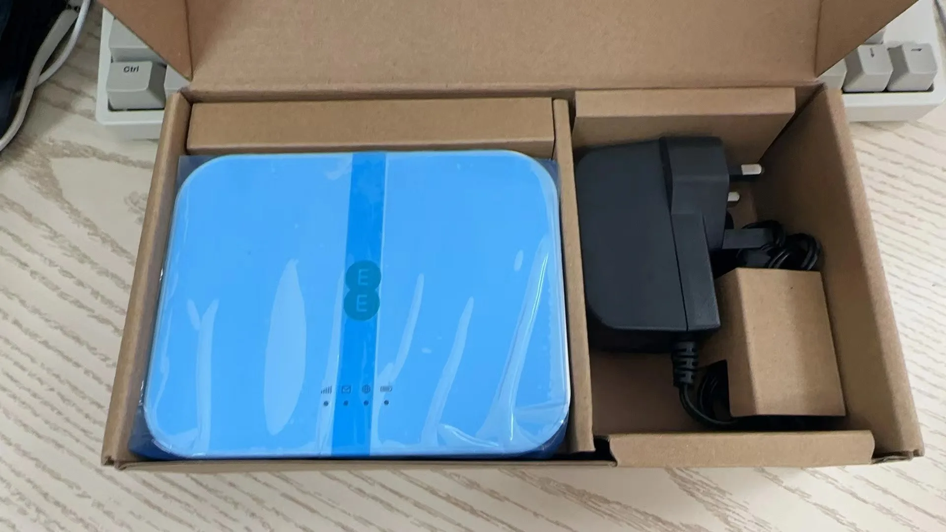 EE-5G-WiFi-White-QTAD52E-Home-Router-Portable-Mobile-Mifi-Hotspot ...