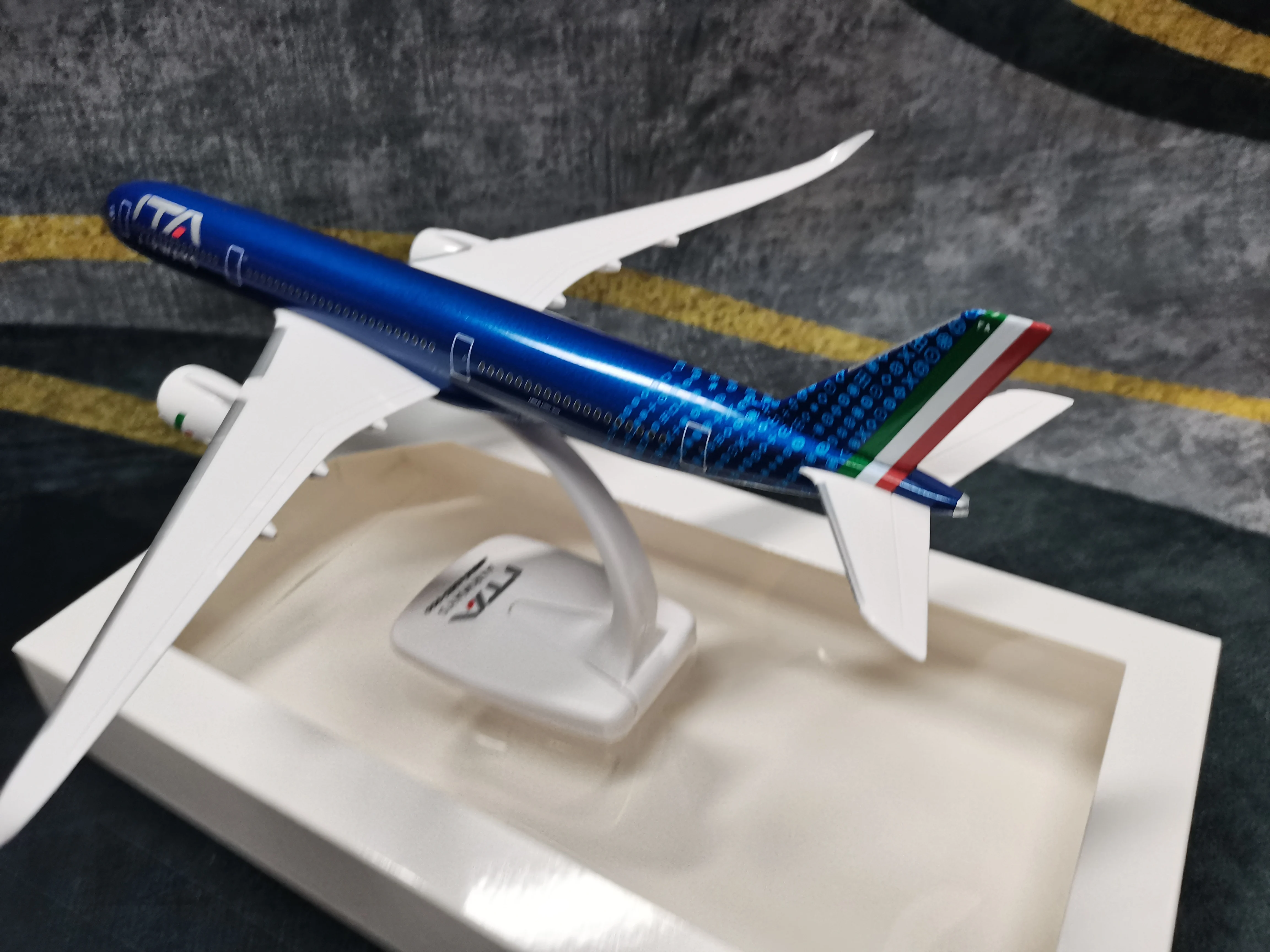 Avi-n-a-reo-italiano-Ita-a-escala-1-200-A350-A350-900-modelo-de-avi.jpg