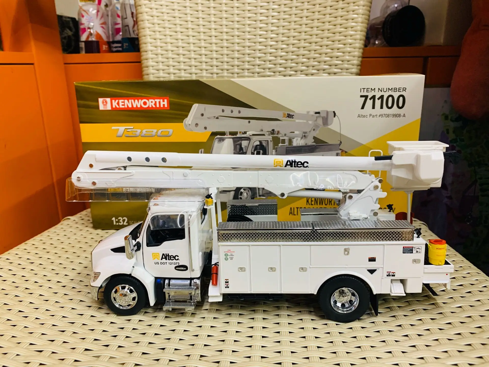 KENWORTH camión de servicio aéreo T380 W/ ALTEC AA55, modelo de METAL a ...