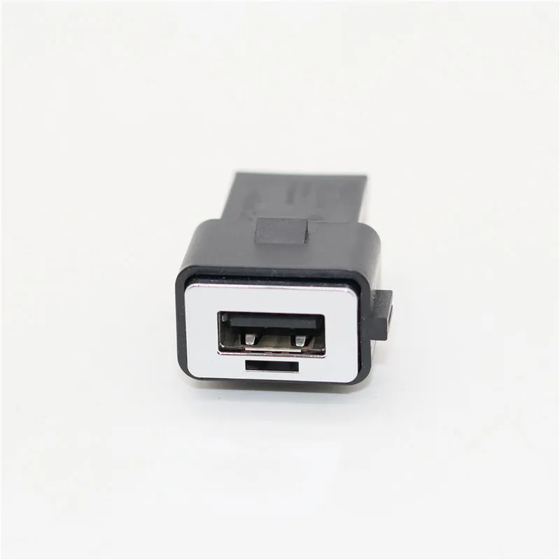 30775252-Car-USB-Interface-Socket-For-Volvo-S80-S60-XC60-S40-C30-V60-C70-V50-2007.jpg