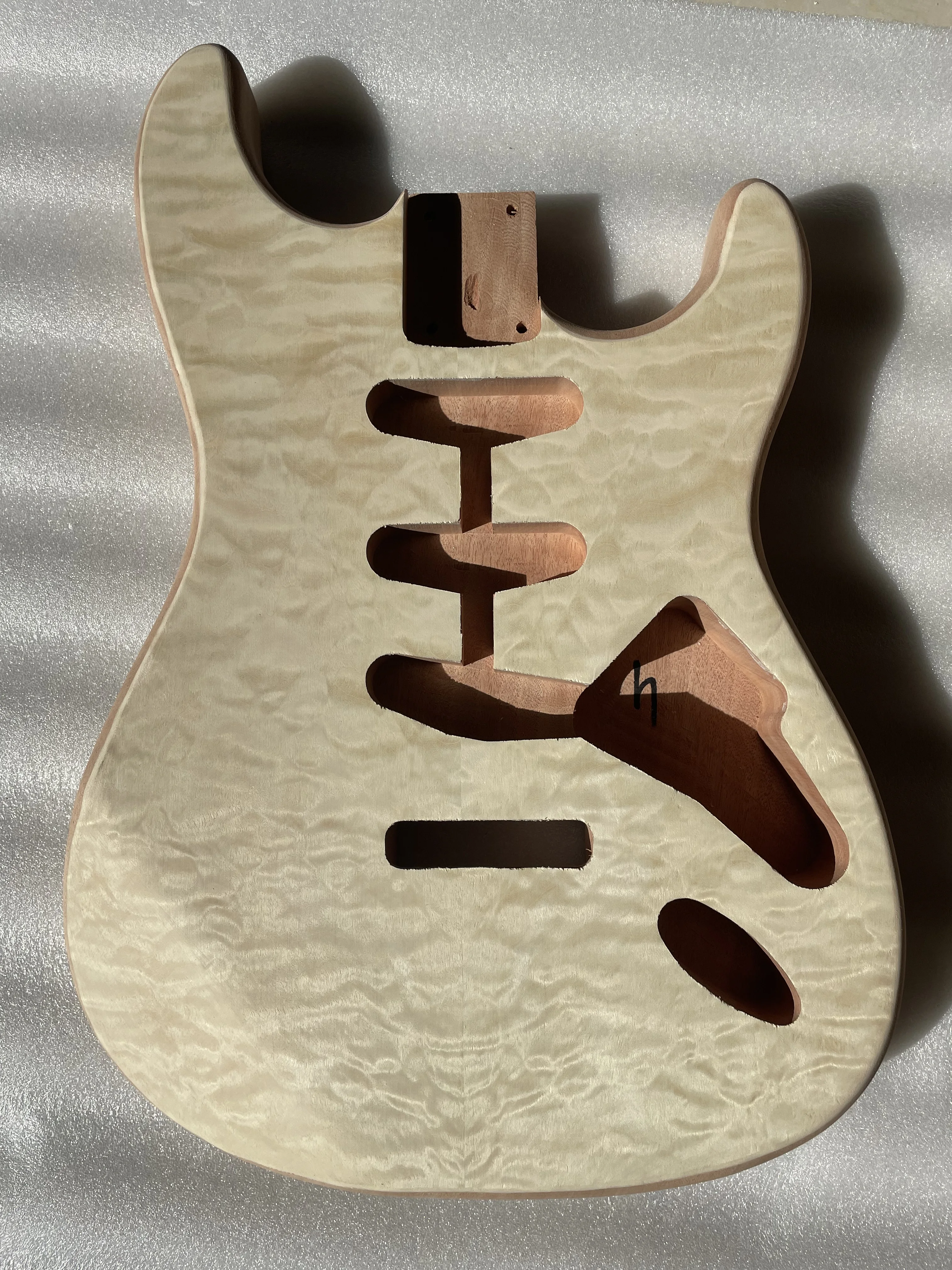 One-Piece-Mahogany-Wood-Waterwave-Pattern-Maple-Veneer-Electric-Guitar ...