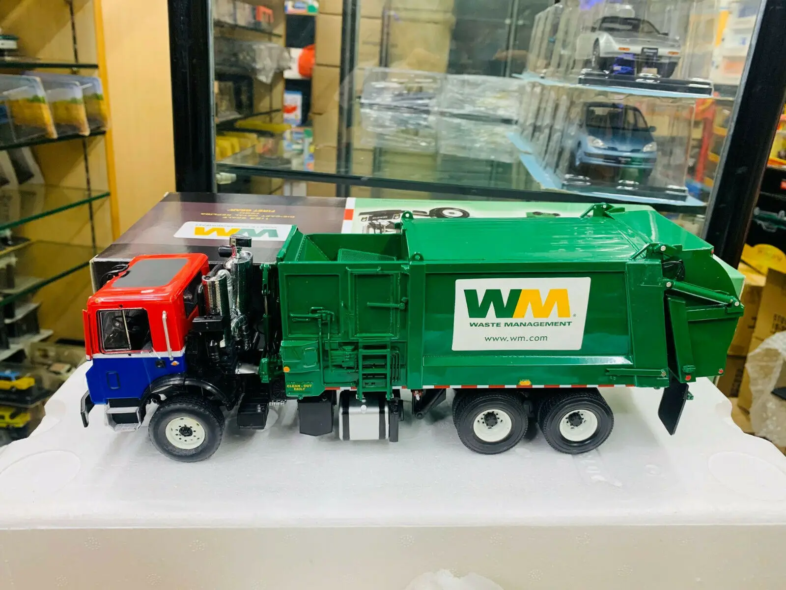 RARE-1ST-Waste-Management-Side-Load-Refuse-Truck-1-34-Scale-DieCast ...