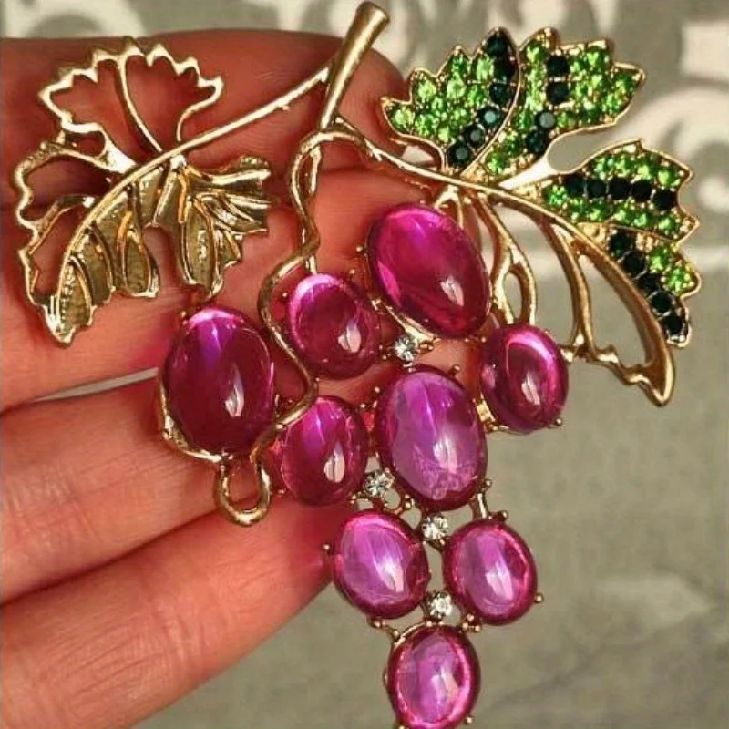 Women's Retro Three-dimensional Grape Brooch Retro Temperament Banquet ...