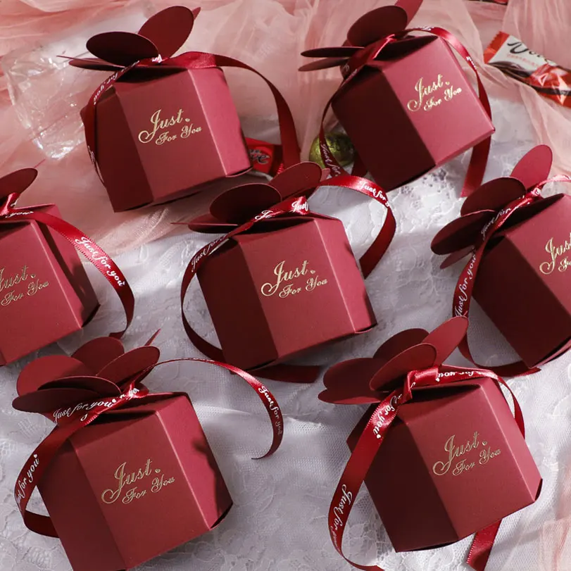 Burgundy wedding favor boxes | Beachweddingtips.com