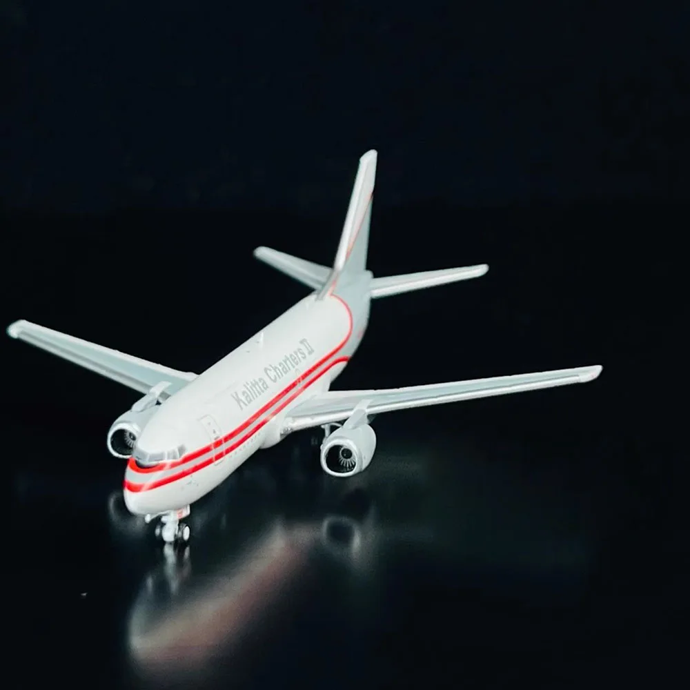 Diecast-52325-1-400-Carlita-Airlines-B737-700-N335CK-aircraft-model-1 ...
