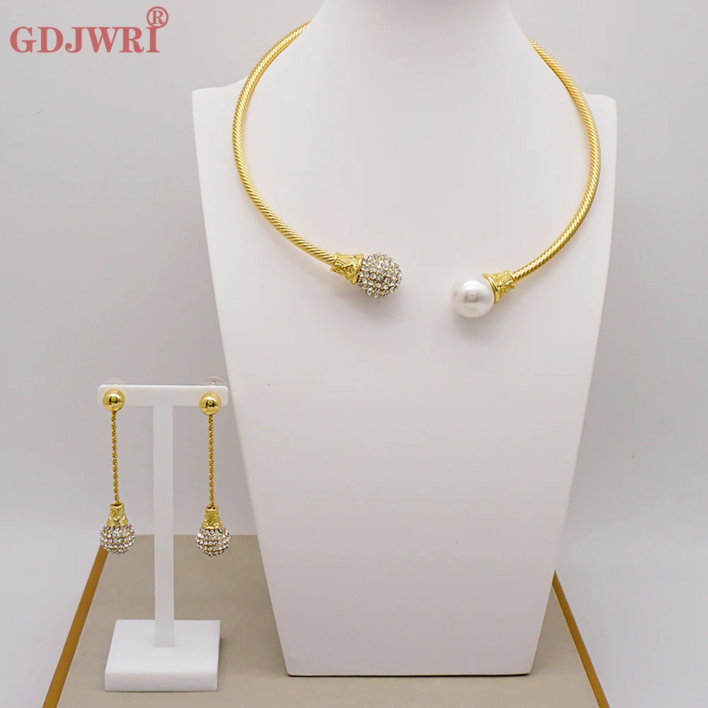 Simple Gold Jewelry Set Design