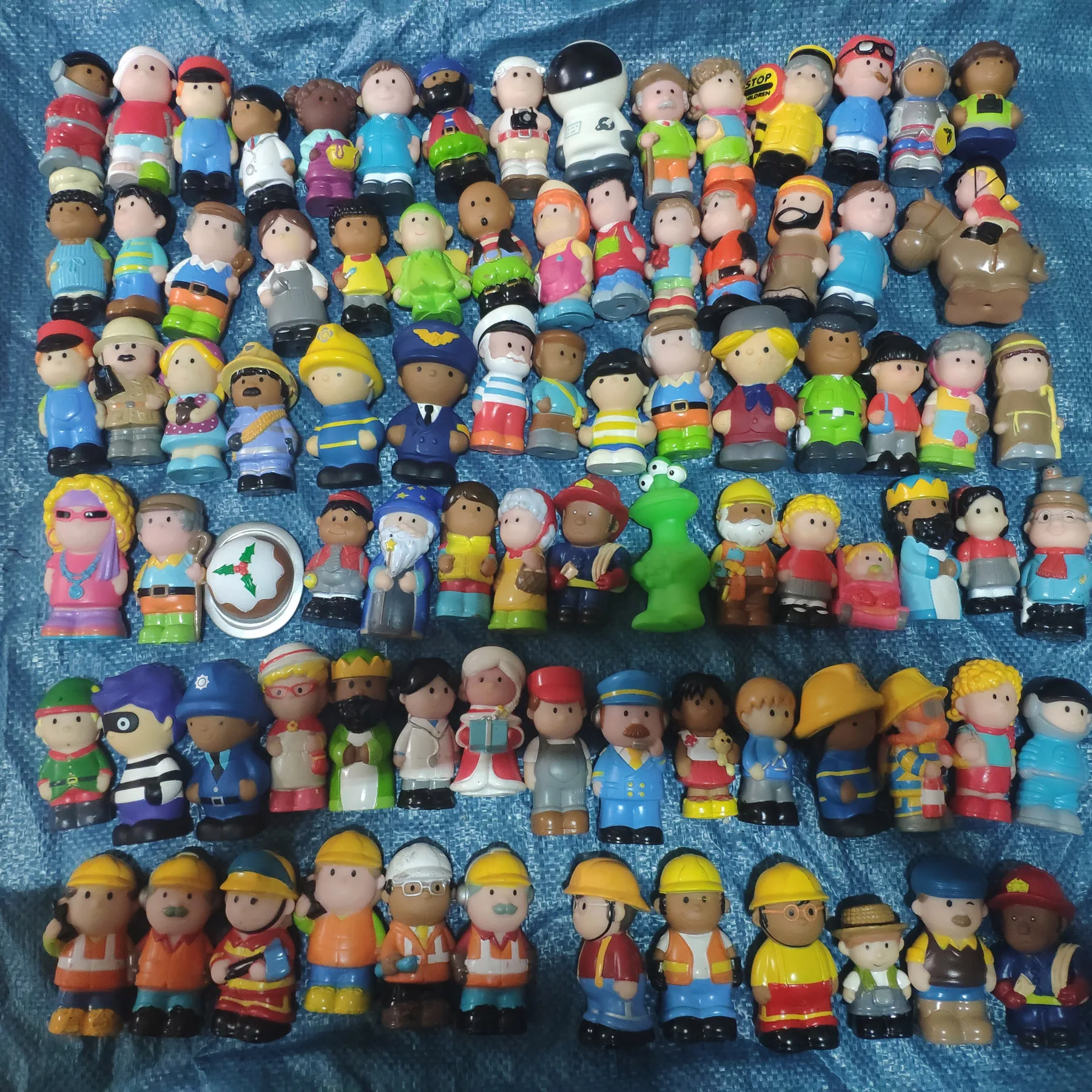 Lot of 10pcs , 15pcs Random ELC Happyland People Family Farmer Worker ...