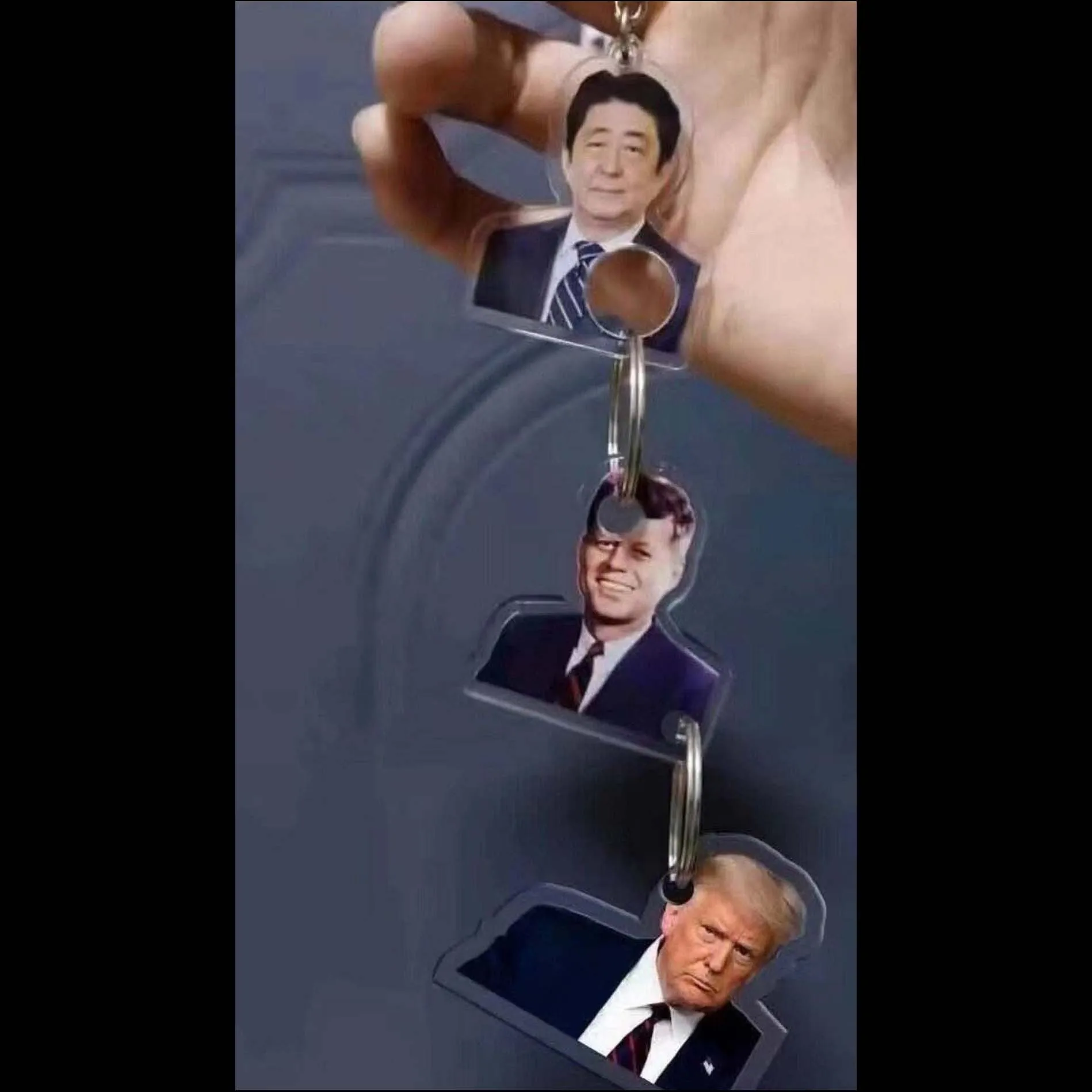 LLavero-de-los-mandriles-de-la-muerte-de-Trump-Shinzo-Kennedy-Humor ...