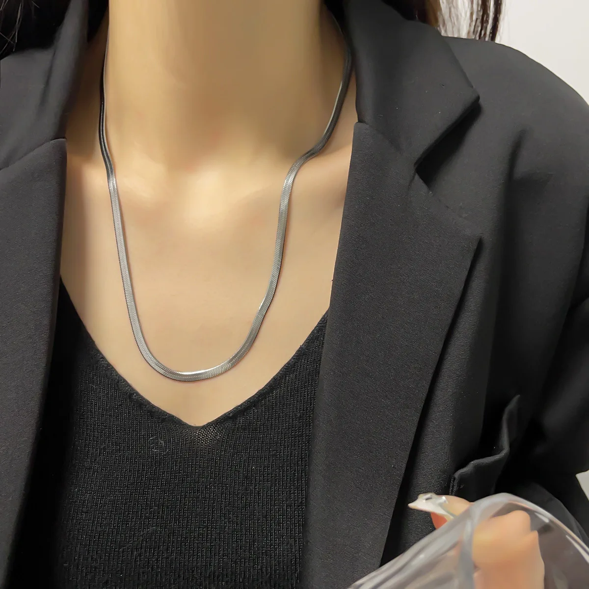 Why the Wide Clavicle Girl Necklace Is the Perfect Minimalist Statement ...