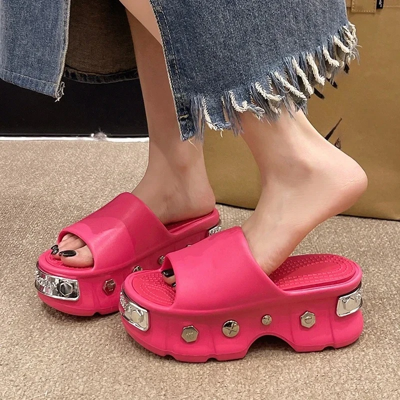 Chanclas con remaches a la moda con plataforma elevada, ropa exterior ...