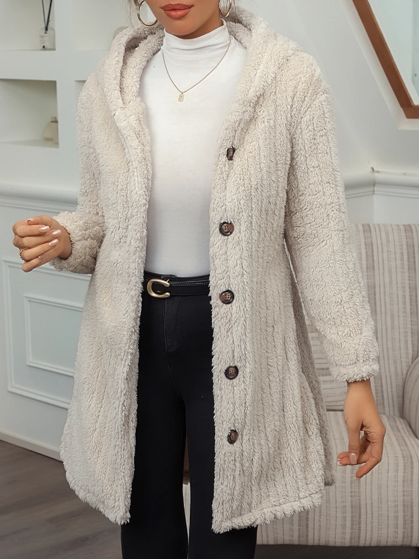 Una nueva chaqueta mullida con capucha de manga larga decorada con ...