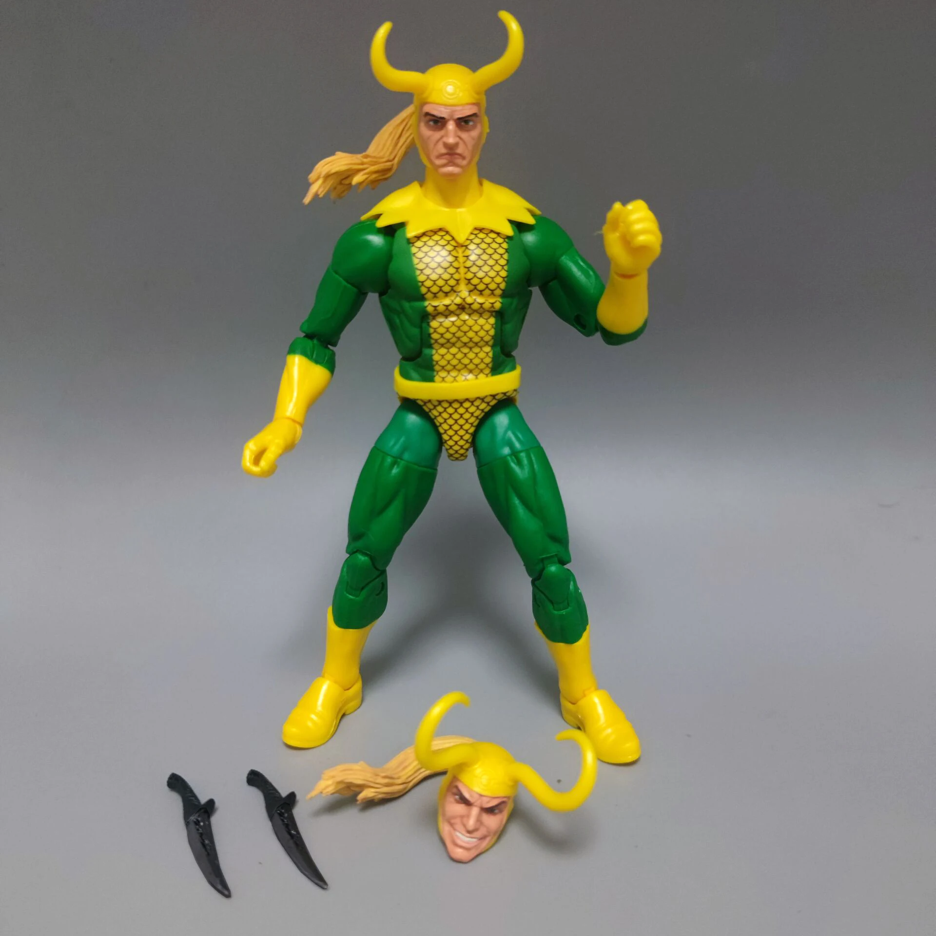 Marvel-legends-comic-retro-loki-sem-pintura-punhal-acess-rio-incompleto ...