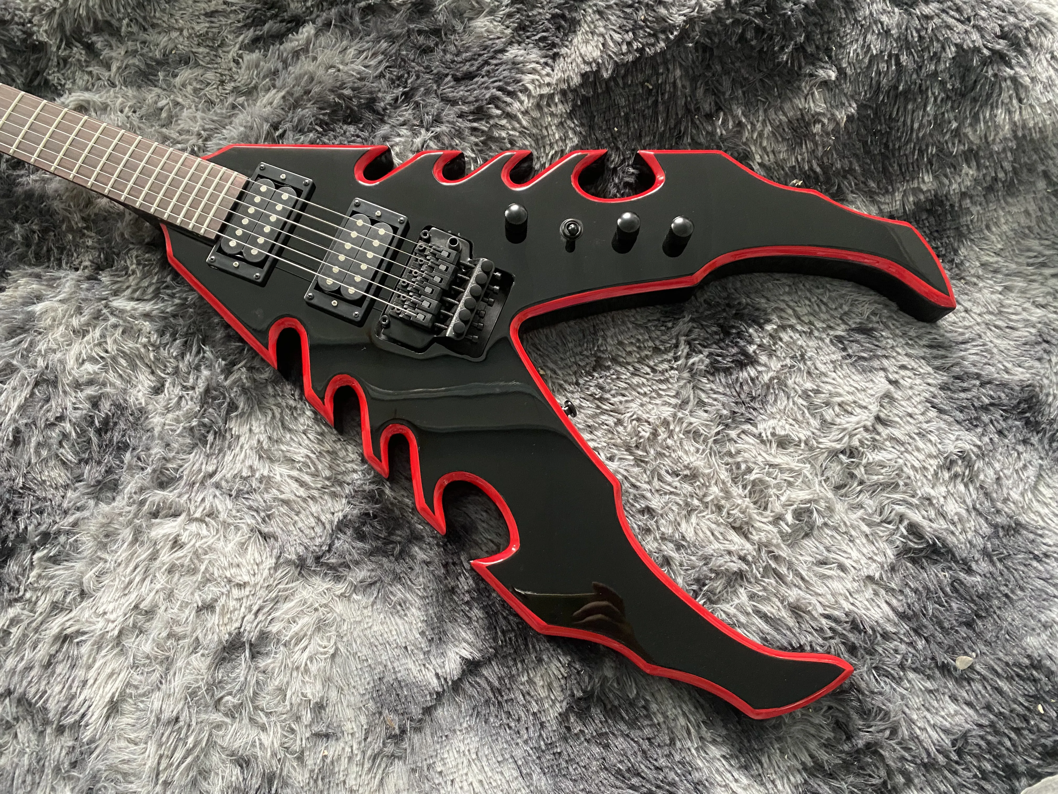 Guitarra-el-ctrica-china-Color-negro-y-borde-rojo-Hardware-negro-sistema-de-tr-molo.jpg