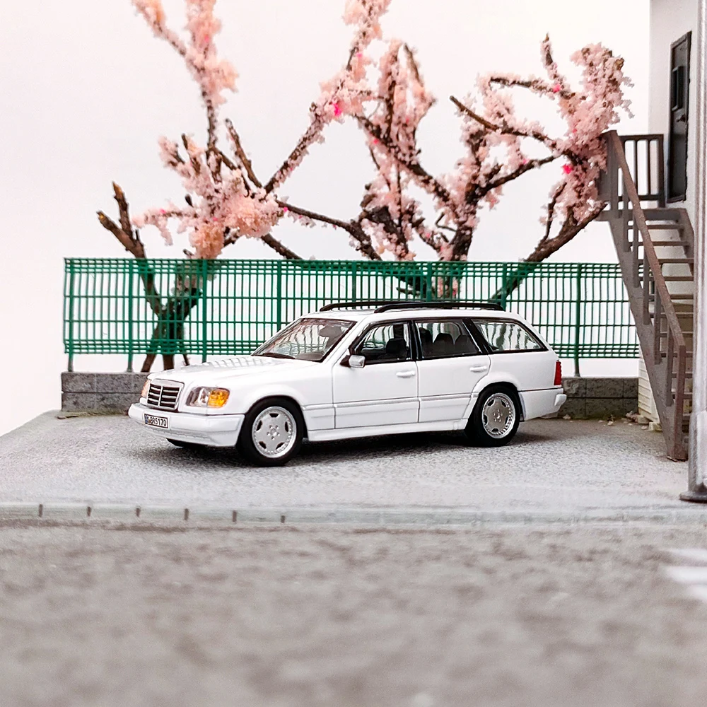 Die-cast-1-64-Scale-Benz-E300-S124-Extended-Version-With-Bicycle-Simulation-Alloy-Car-Model.jpg