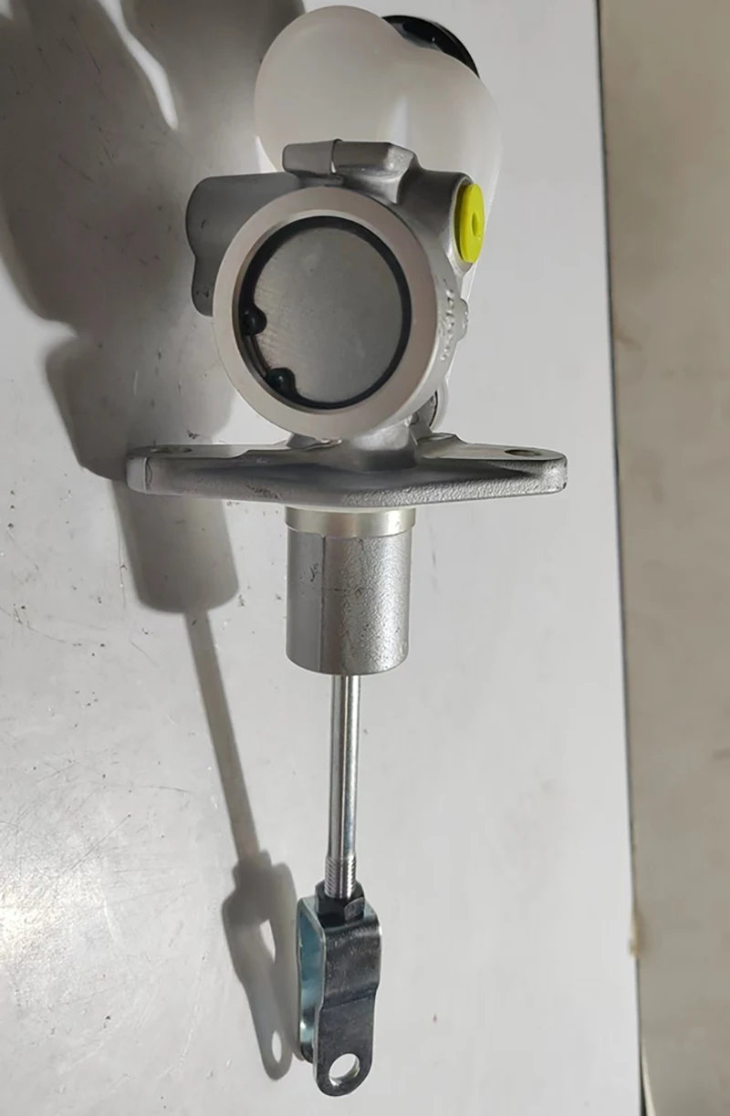 Car-Genuine-parts-Clutch-Master-Cylinder-37230CA032-37230CA010-For ...