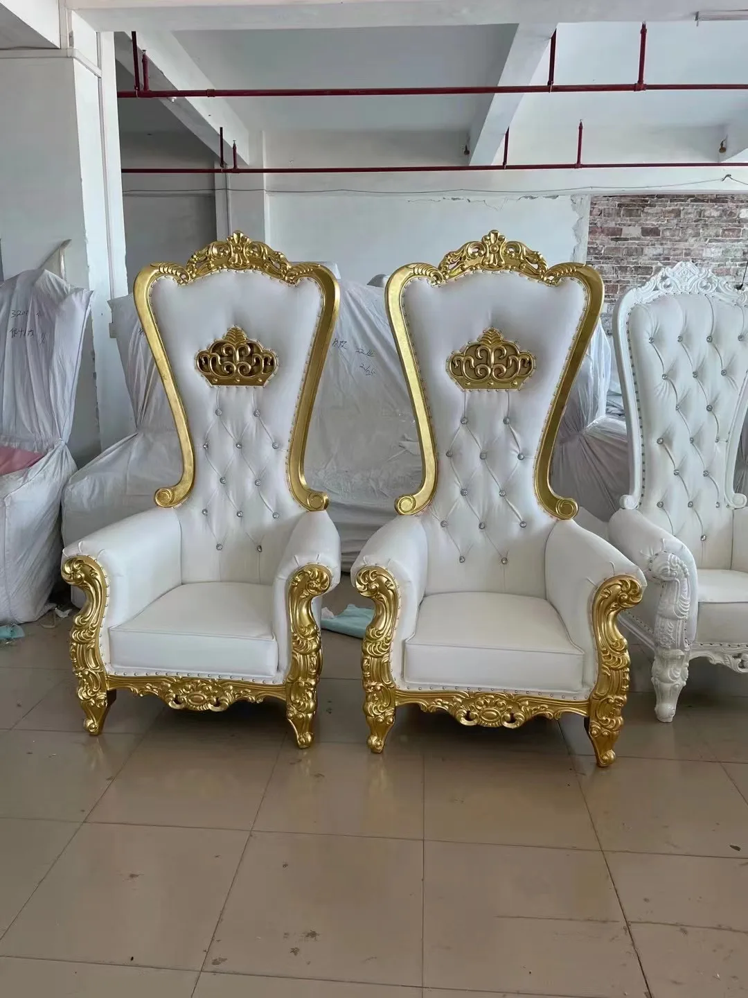Silla-de-trono-de-rey-real-de-oro-para-boda-barata-venta-al-por-mayor.jpg