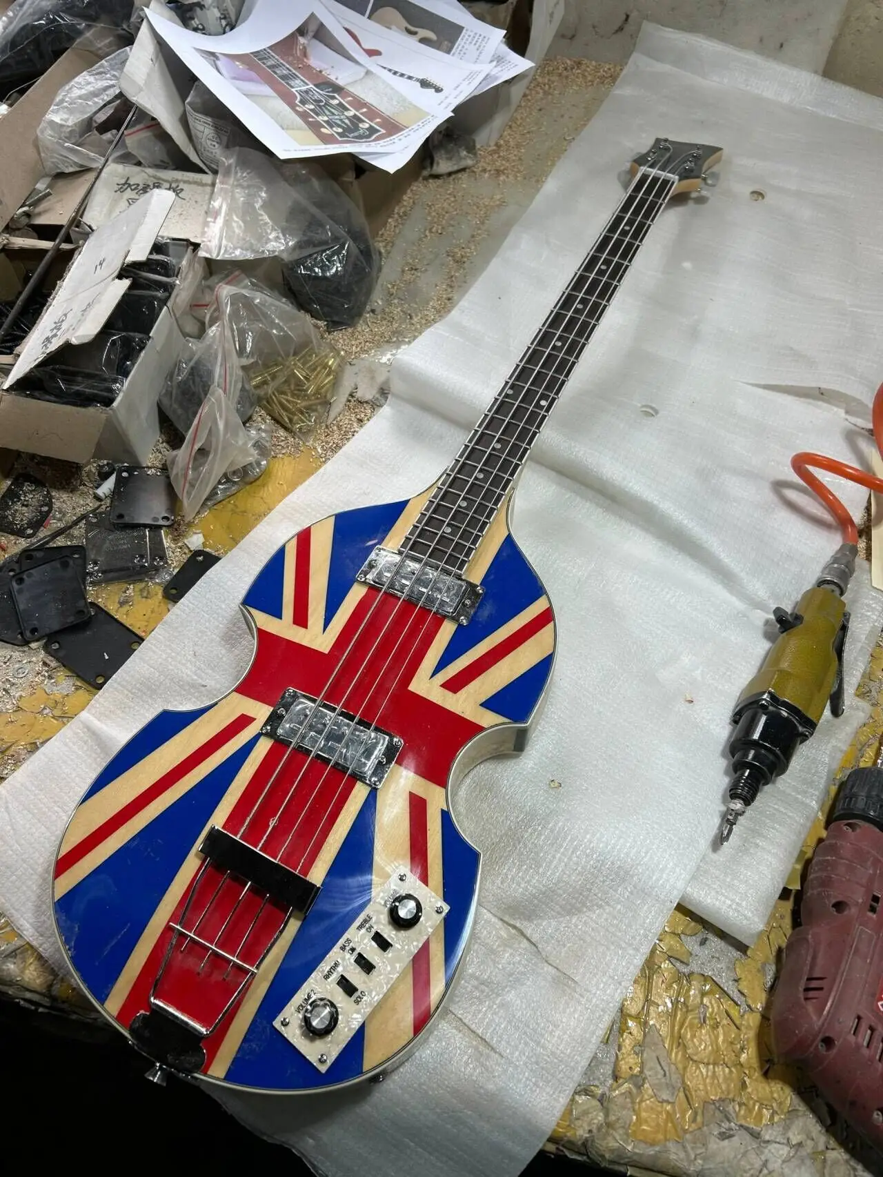 England flag vintage looking Hofner BB2 4 strings bass tiger flame ...