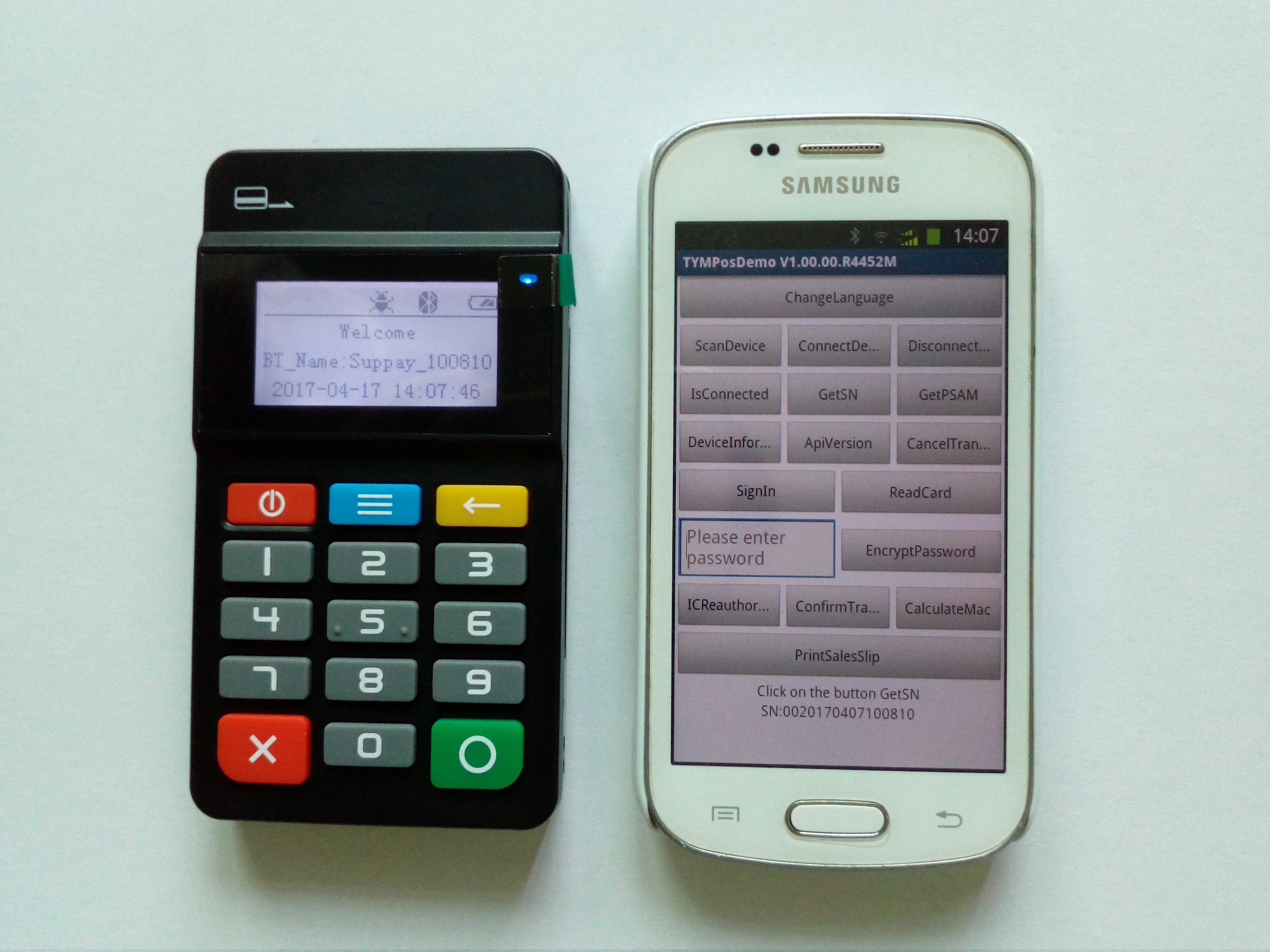 Bluetooth-cep-POS-ile-1-mPOS-i-inde-MSR-EMV-NFC-3.jpg