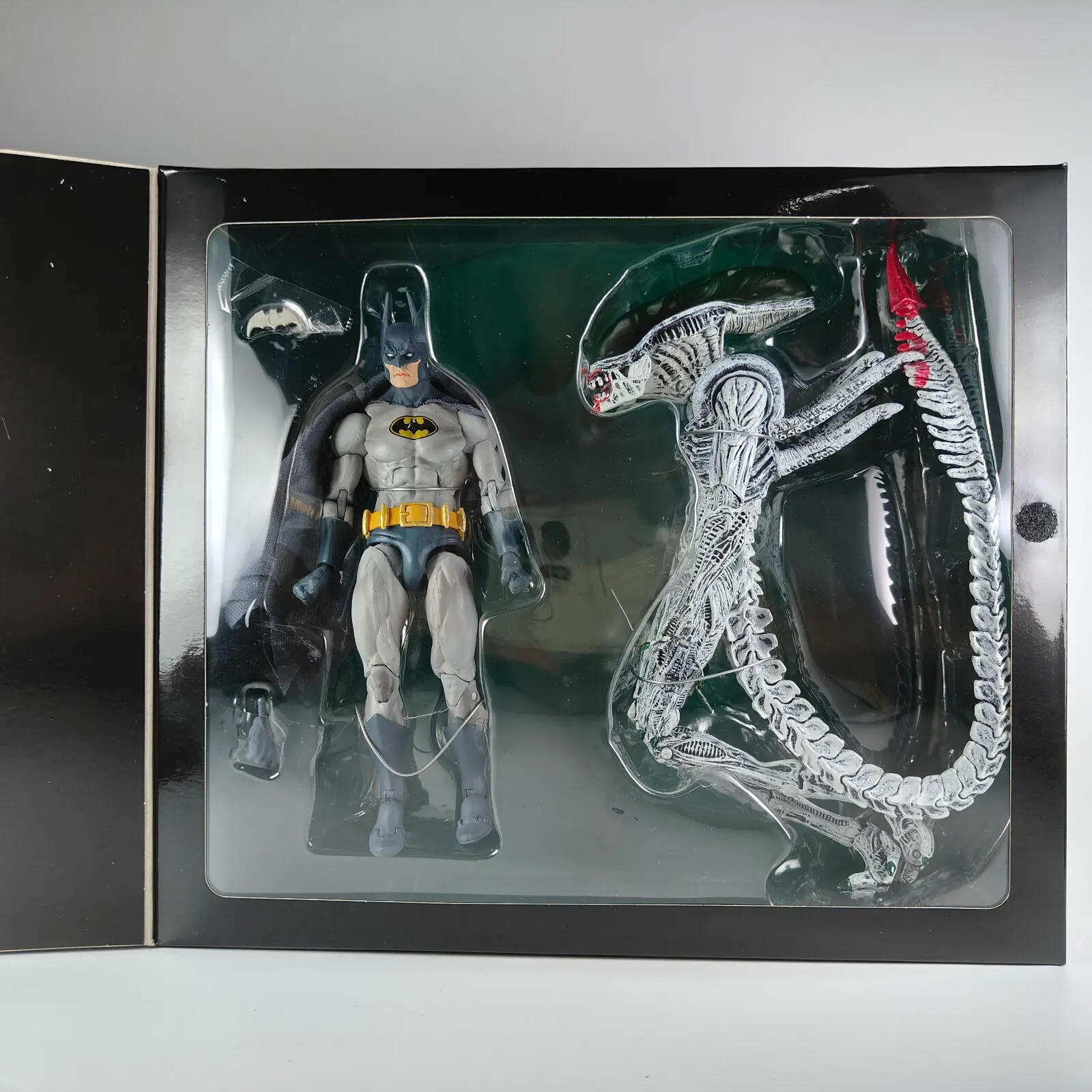 Anime-Batman-2pcs-Superman-VS-Alien-Xenomorph-NYCC-Action-Figure-NECA ...