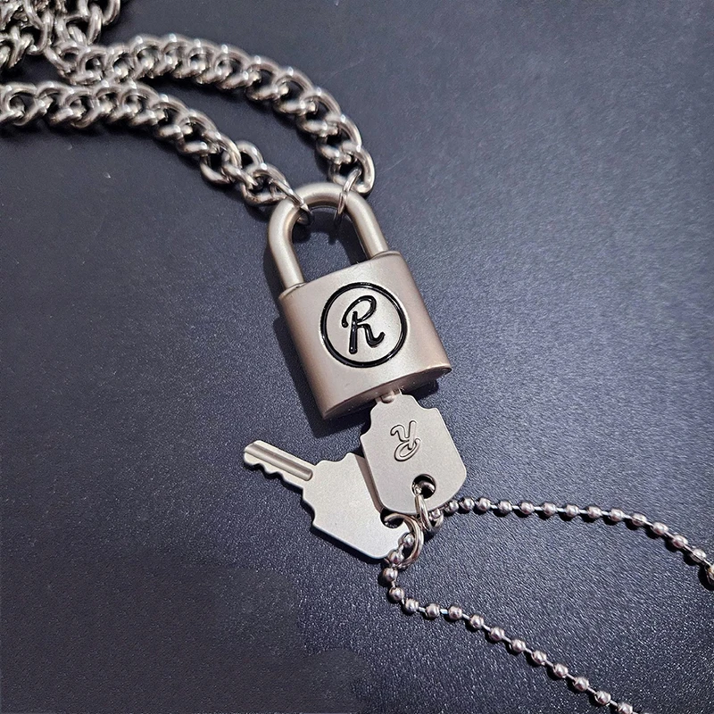 Unique-design-novel-shape-glossy-and-Simpli-silvery-keylock-men-pendant ...