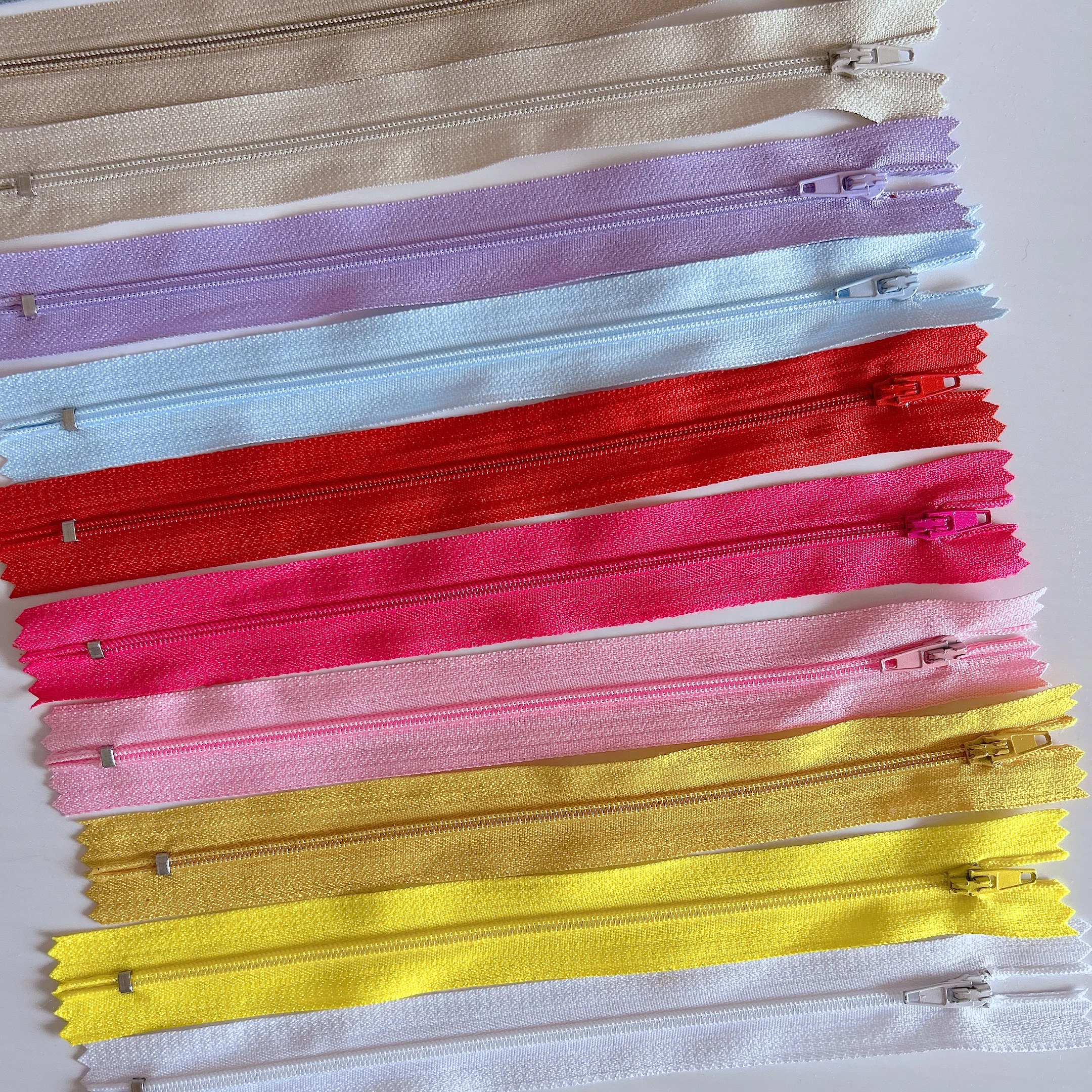 20 - Piece Set of 20cm Nylon Coil Zippers – 15 Vibrant Colors for ...