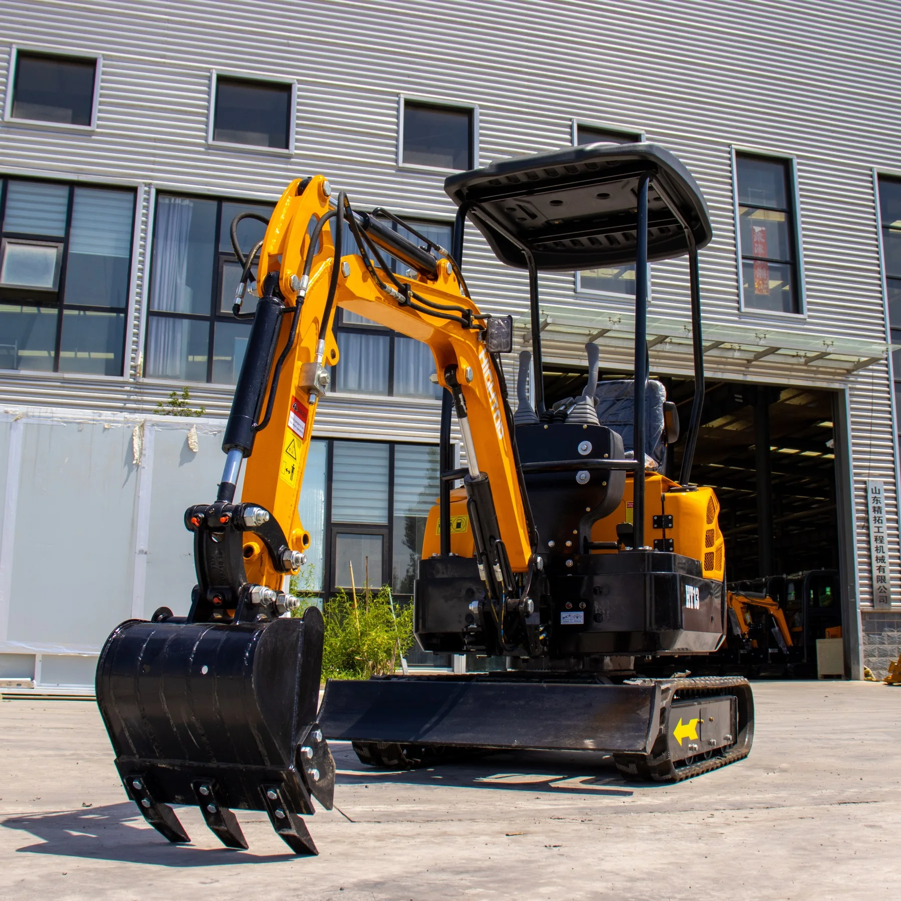 China-small-excavator-diesel-engine-1t-mini-crawler-excavator-1-3t-mini ...