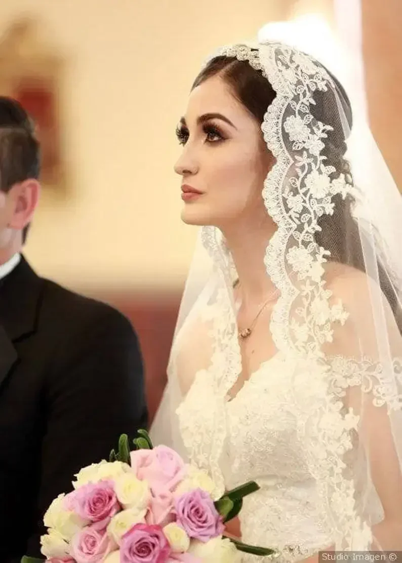 1-Tier-Wedding-Veil-With-Comb-Full-Lace-Edge-Scalloped-Floral-Mantilla ...