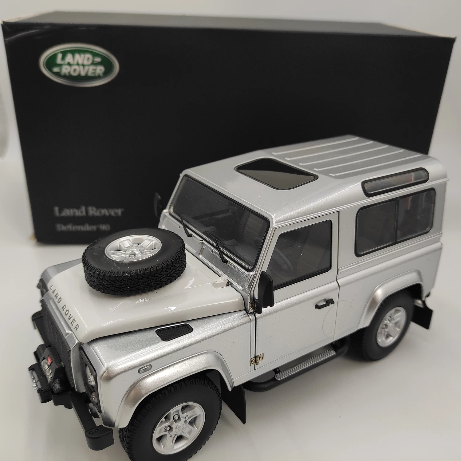 Коллекционная модель Land Rover Defender 90 WELLY 1/18 Indus Silver ...