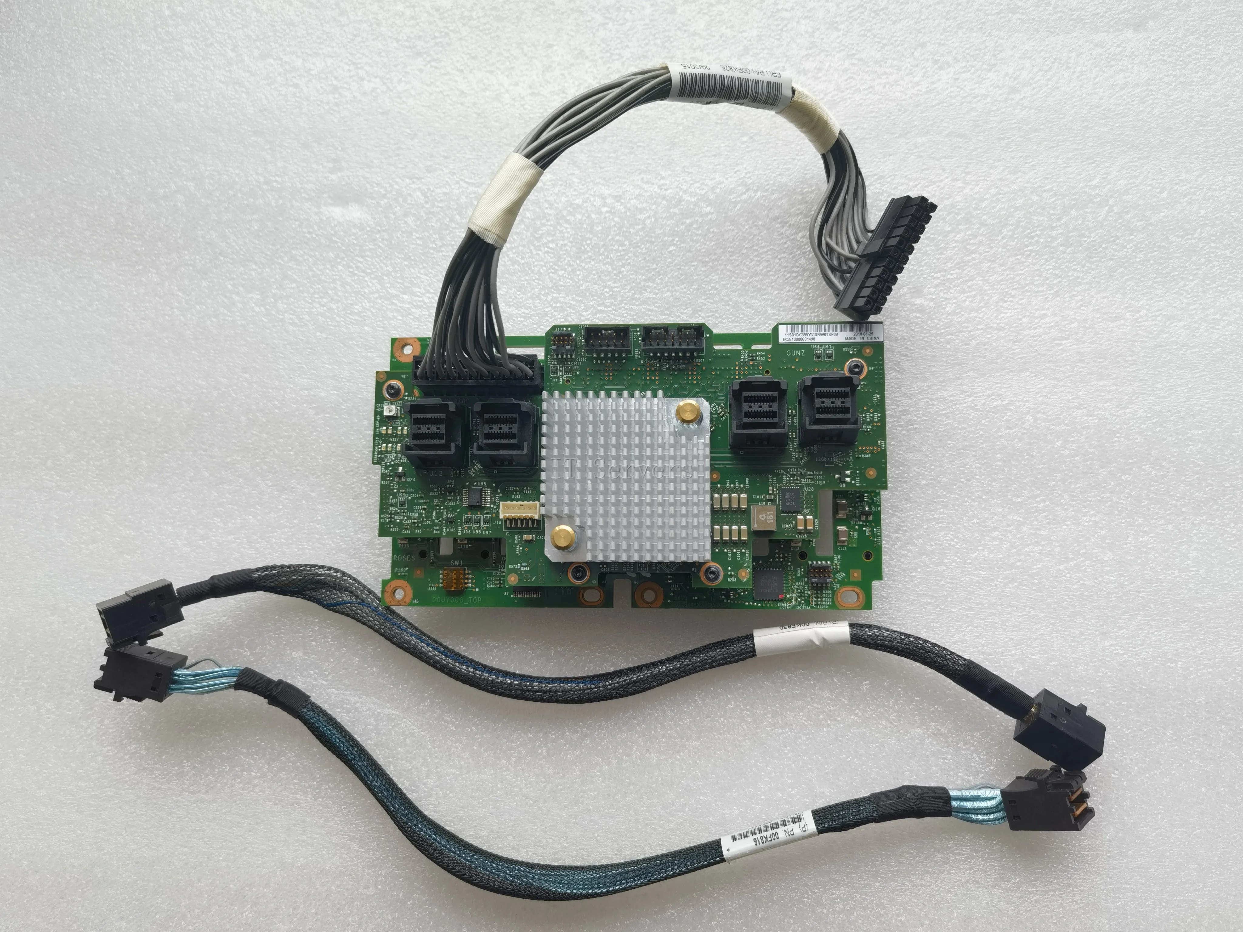 00FK661-00AG941-00AL593-expander-backplane-for-X3650-M5-HDD.jpg