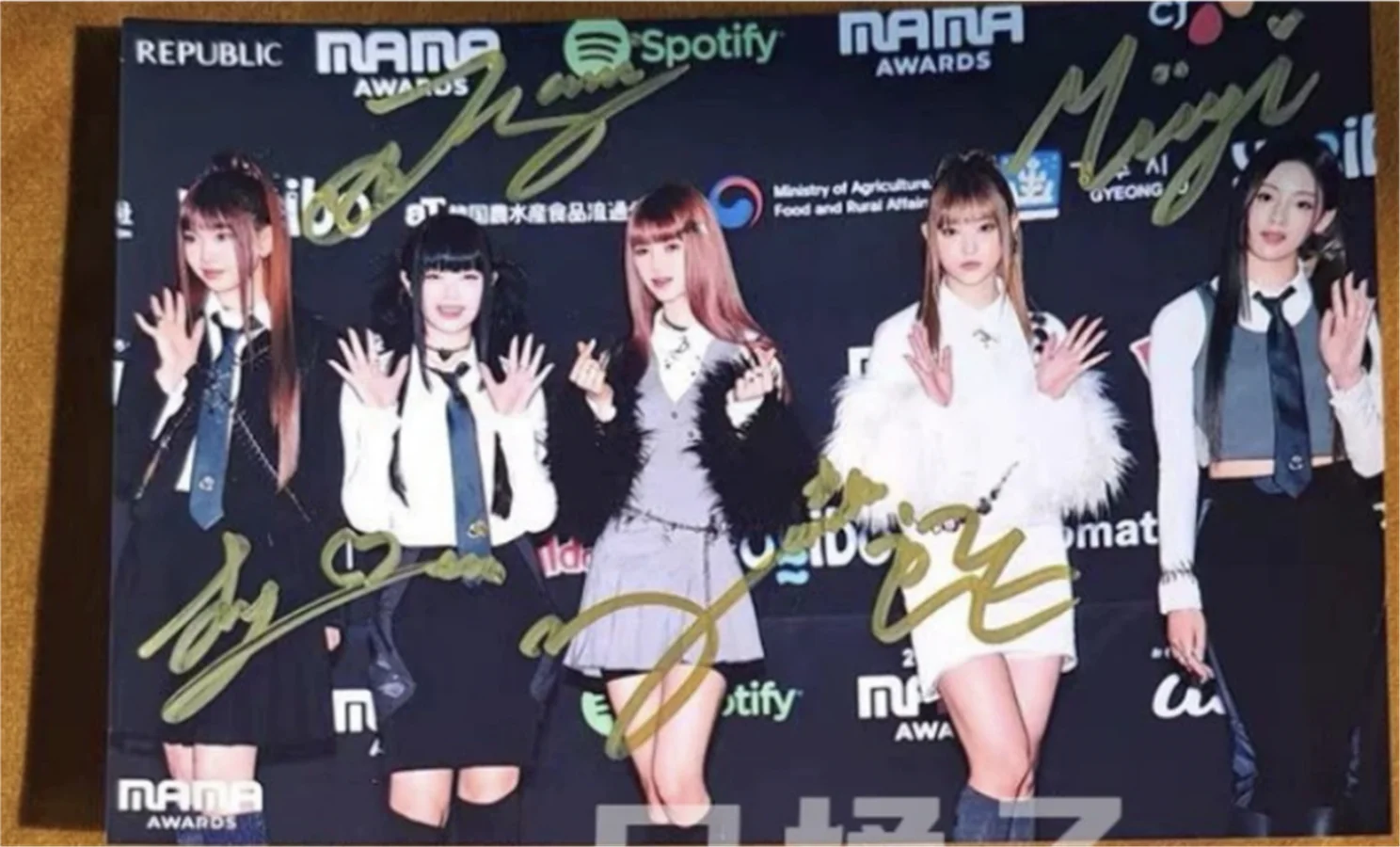 Signed-PHOTO-MINJI-HANNI-DANIELLE-HAERIN-HYEIN-Hand-Autographed-GIFTS ...