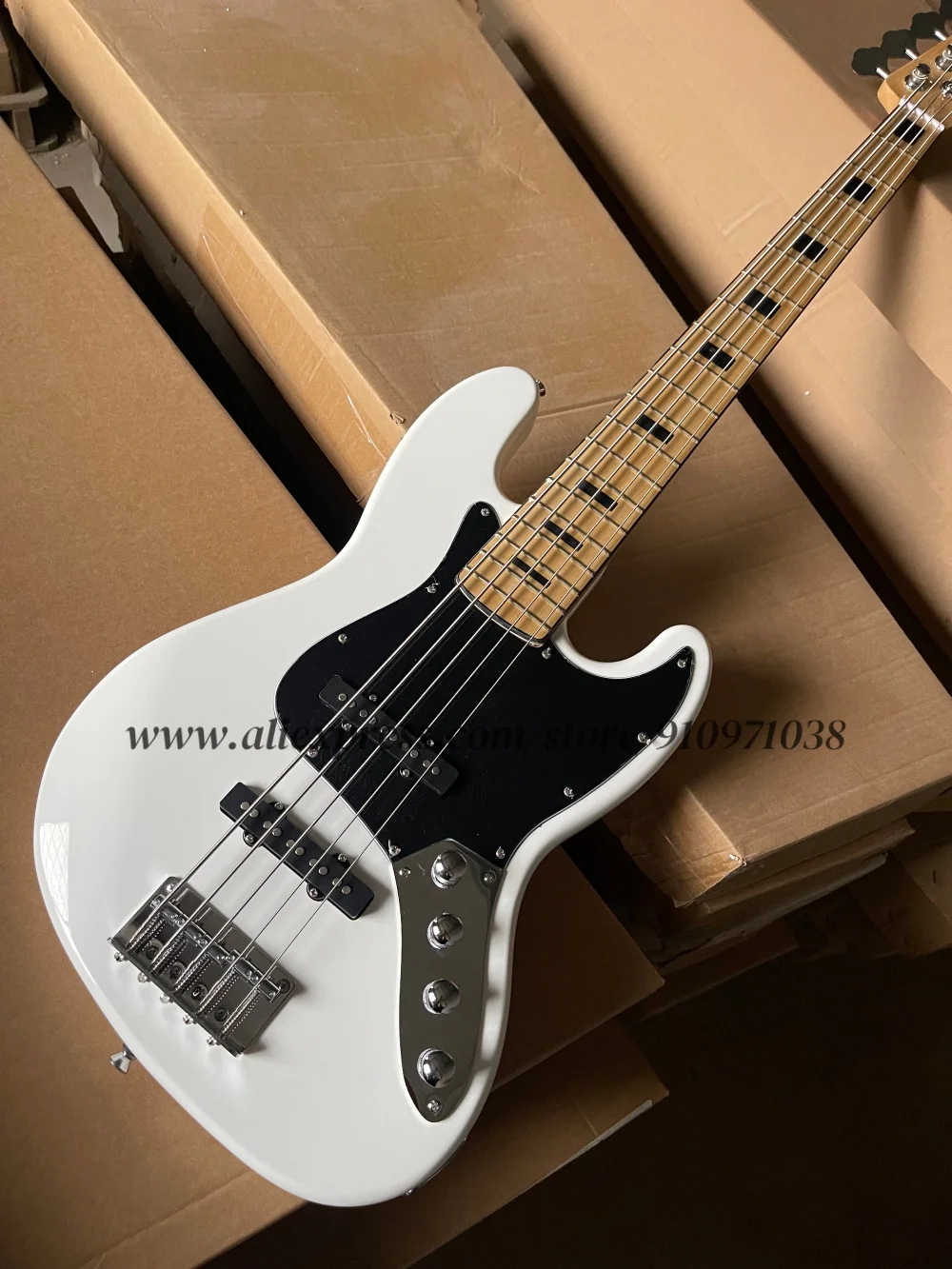 White bass, 5-string electric bass, active battery, fixed bridge, solid ...
