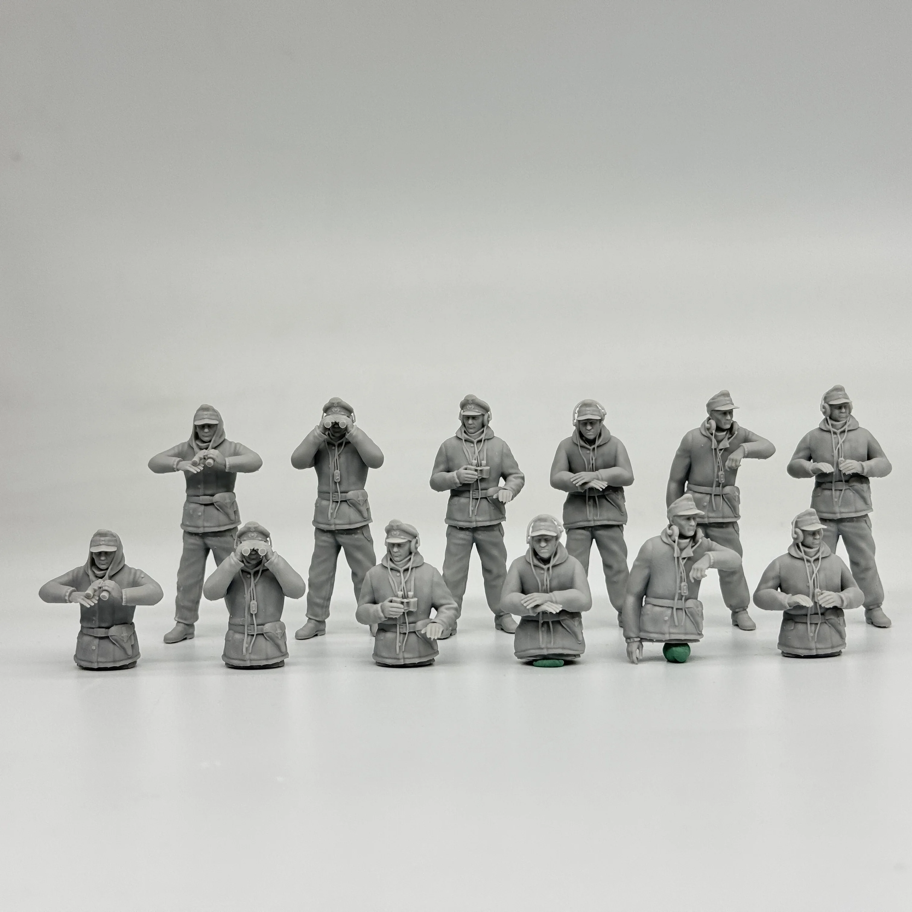 1/35 Scale German Winter Tank Crew Soldiers and Officers 6 Figures ...