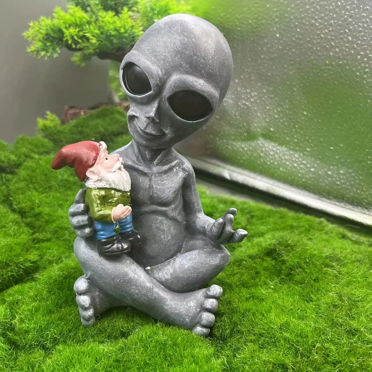 Alien Hugging Gnome - Homlays