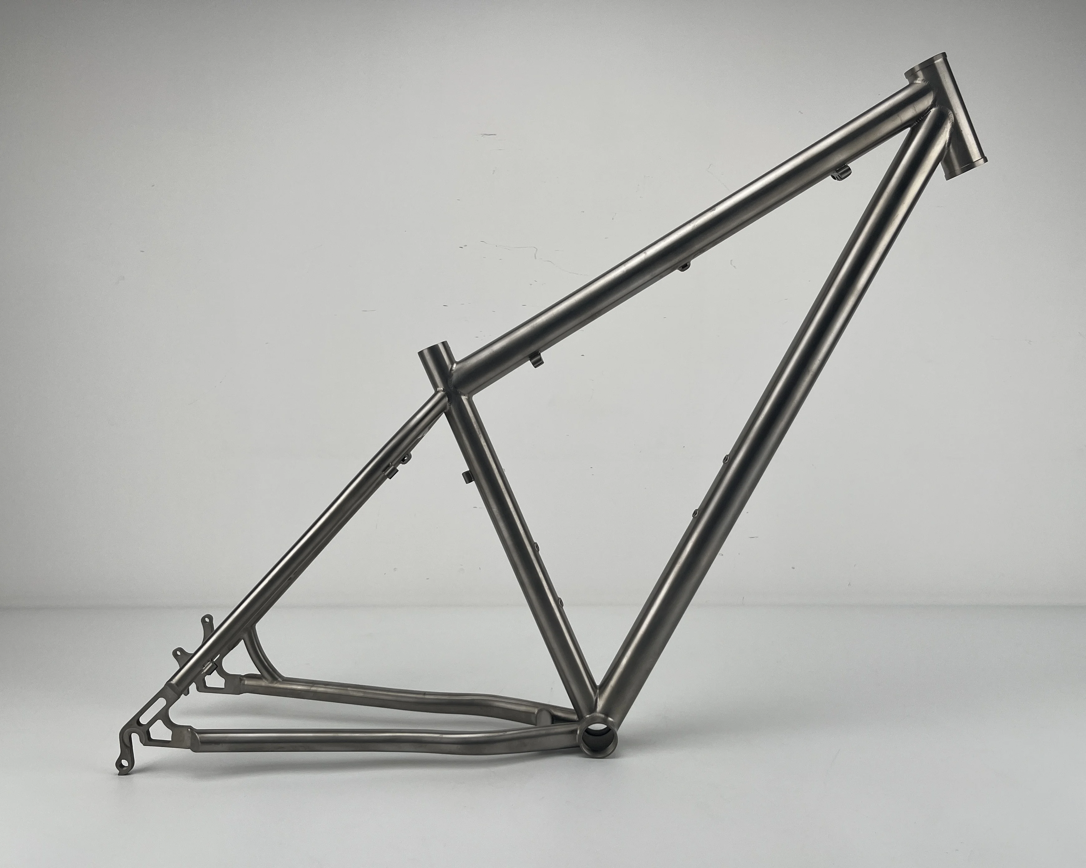 TitaniumMTB-26-Streight-HT-External-cable-routing-BSA-BB-IS-Disk-Brake ...