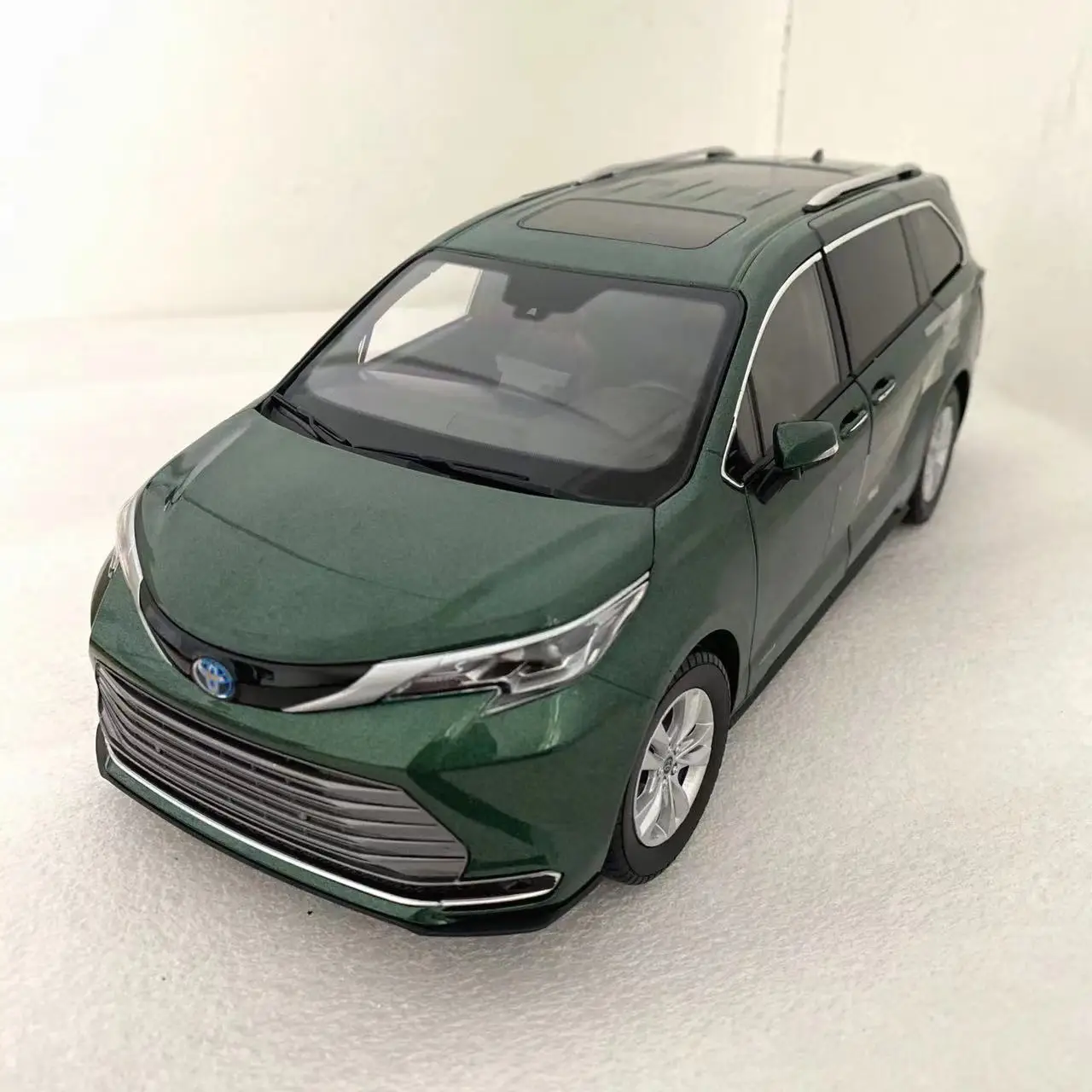Static-Metal-Car-1-18-Scale-Toyota-Sienna-Alloy-Die-cast-Car-Model-Toy ...