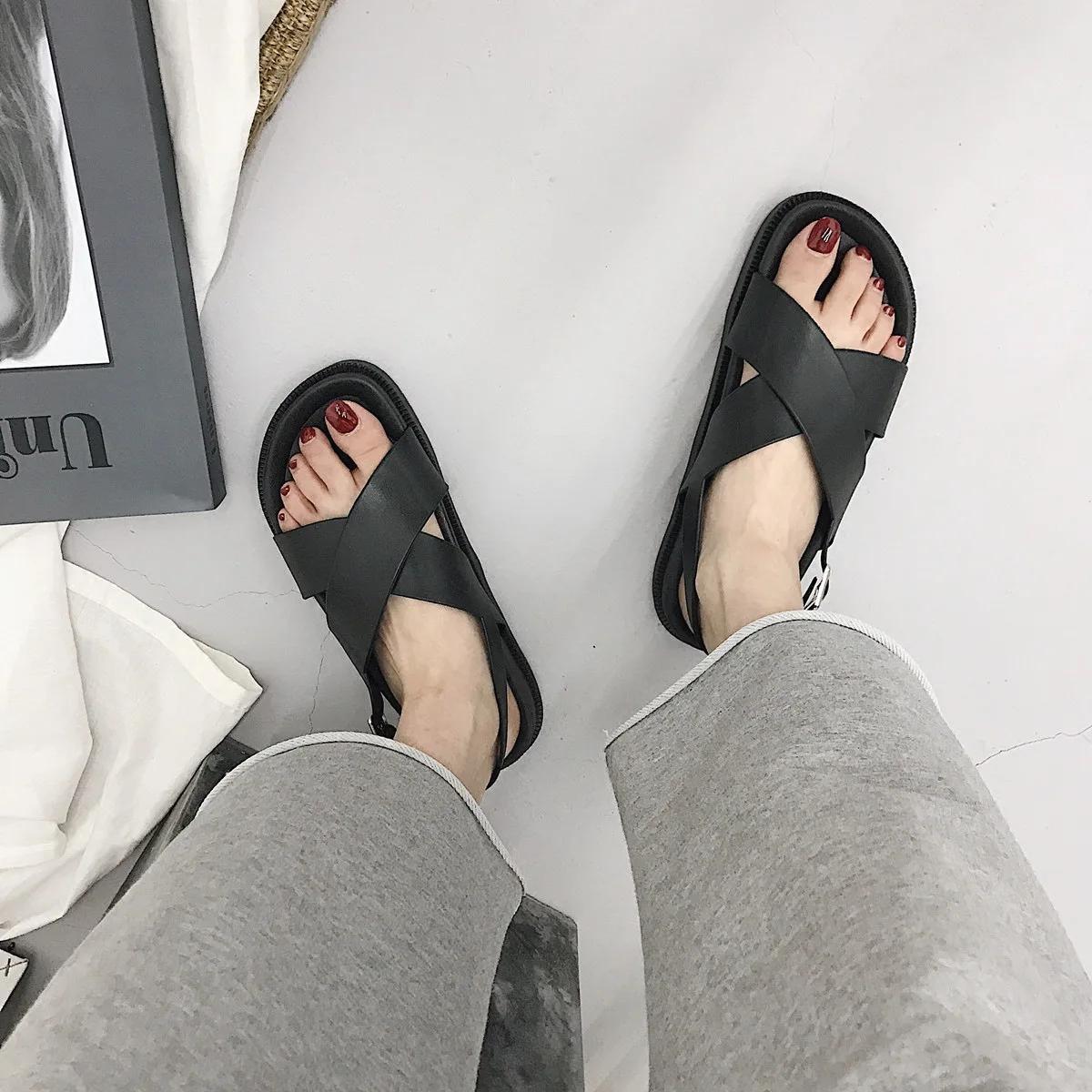 여성용 와일드 샌들 두꺼운 바닥 슬리퍼 크로스 샌들 캐주얼 와일드 칼리지 윈드 미끄럼 방지 비치 샌들 여름여성용 샌들