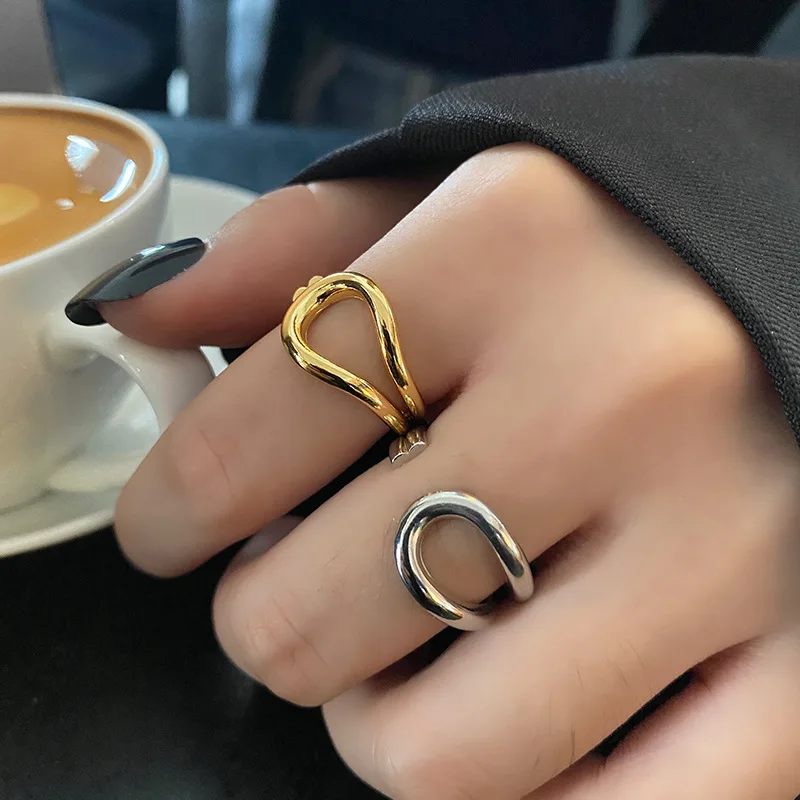 Elegant-Hollow-gold-ring-niche-design-with-open-mouth-index-finger-ring.jpg