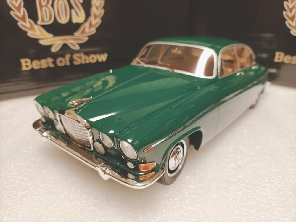 BOS-1-18-420G-Mark-X-Vintage-Car-Simulation-Limited-Edition-Resin-Metal-Static-Car-Model.jpg