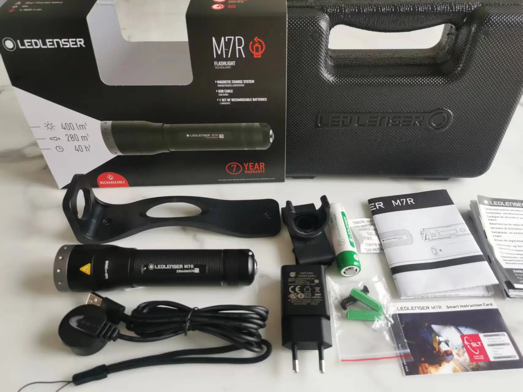 Led-Lenser-M7r-Oplaadbare-Led-Zaklamp-Met-18650-Batterij-En-Retail ...