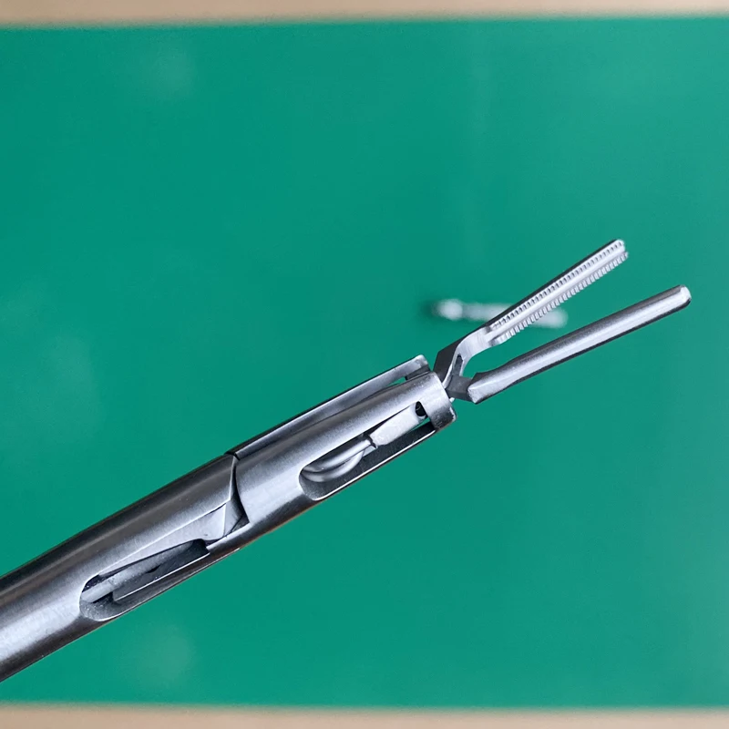 Laparoscopic-pug-grasping-forceps-Laparoscopic-bulldog-Clip-applier ...